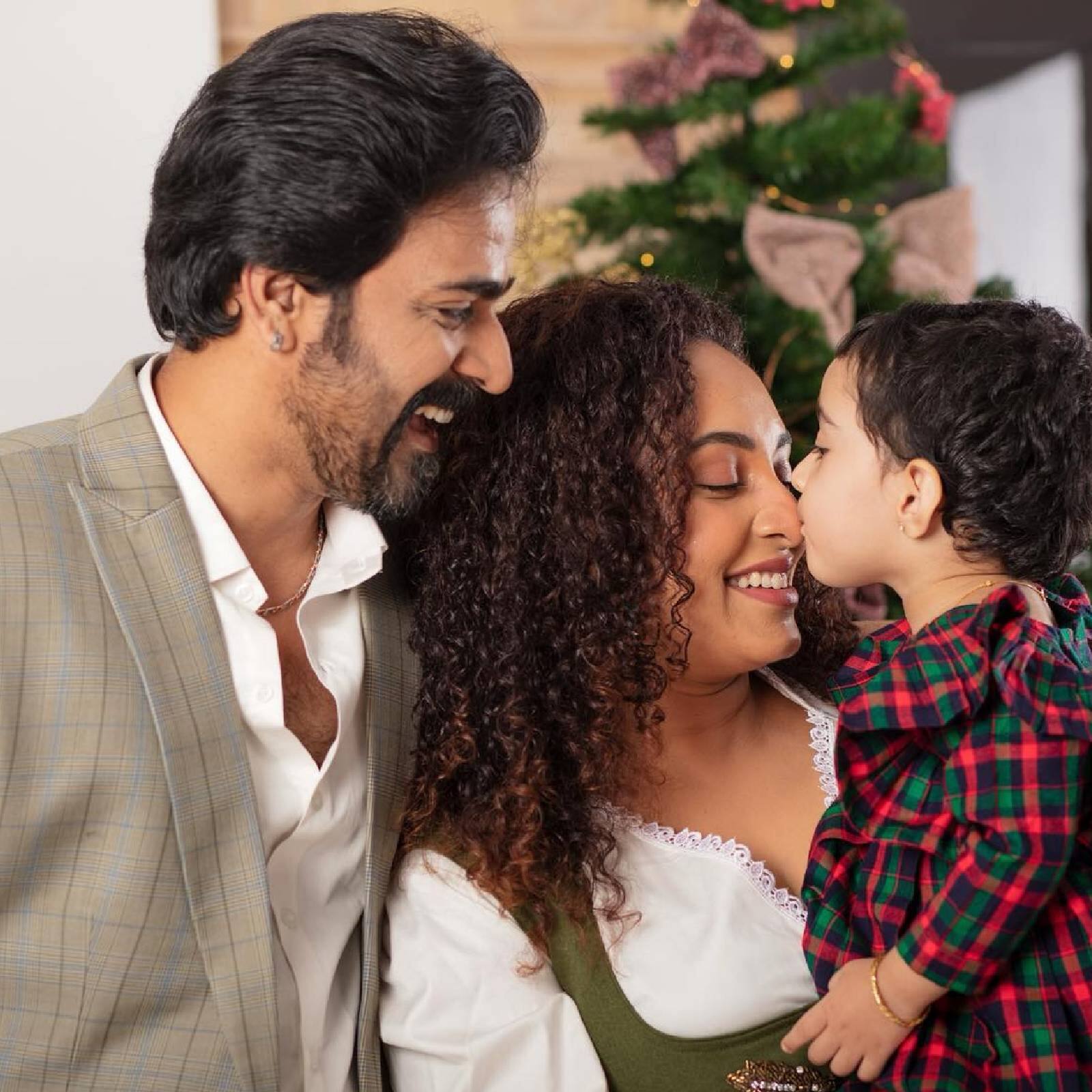 Pearly Maney|'അമ്മേടെ വയറ്റില്‍ കുഞ്ഞുവാവ'; വിശേഷം പങ്കുവച്ച് നിലു ബേബി ...