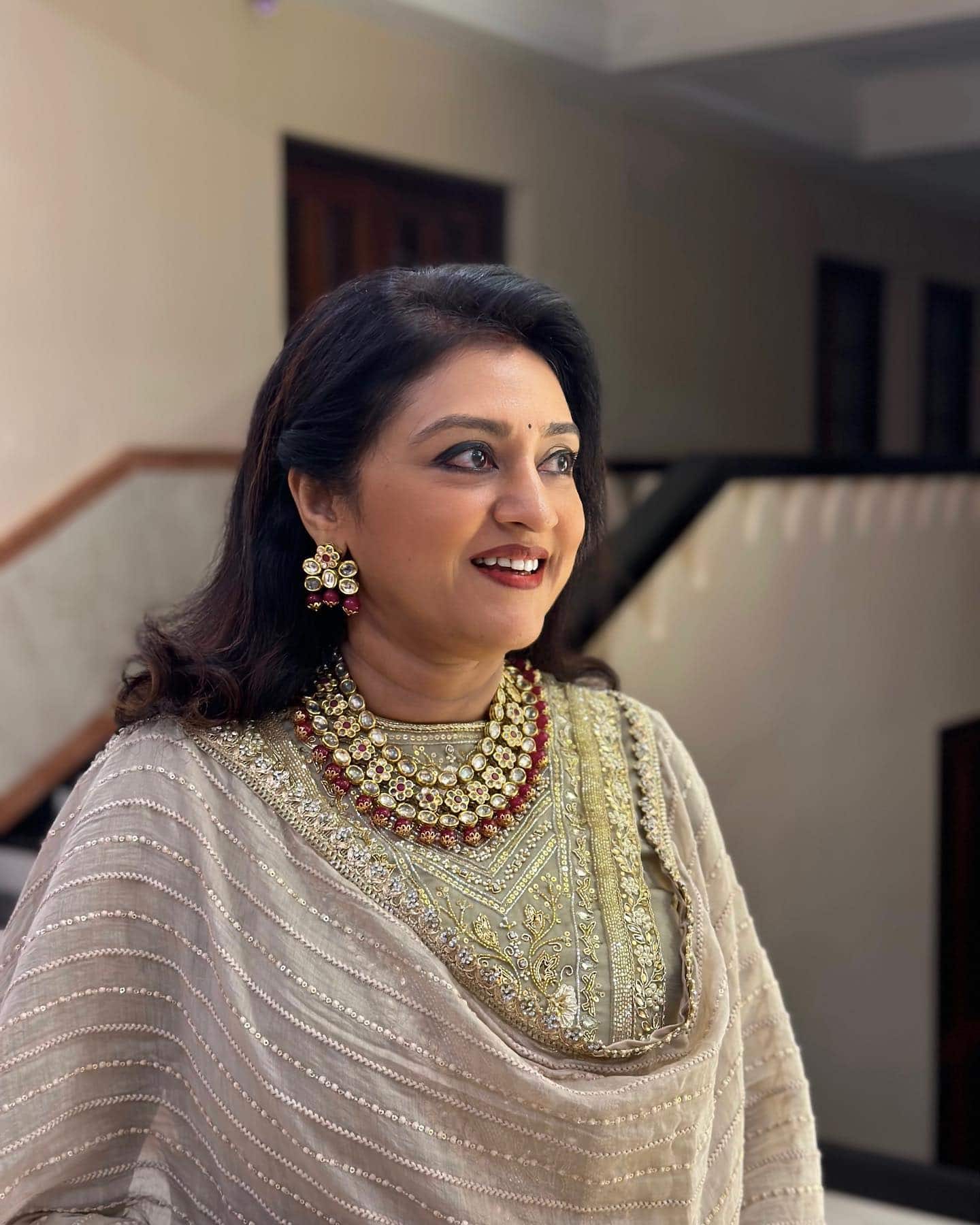 അക്കൗണ്ടിൽ കടന്നുകൂടി പോസ്റ്റ് ഇട്ട ഹാക്കറെ പാർവതി ജയറാം കയ്യോടെ പൊക്കി ...