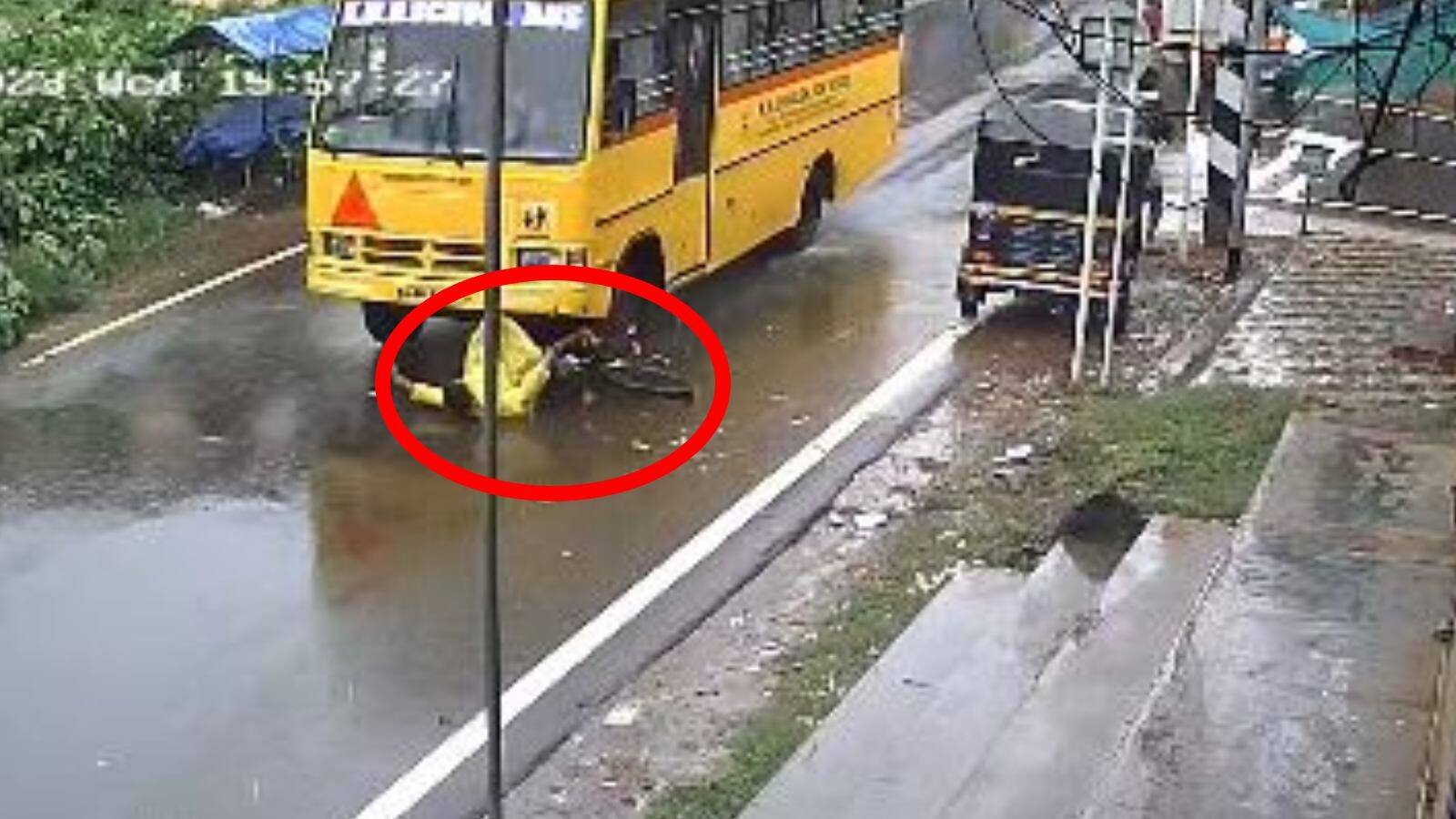 മലപ്പുറത്ത് സ്കൂൾബസിനടിയിൽപ്പെട്ട സൈക്കിൾ യാത്രികനായ വിദ്യാർഥി ...