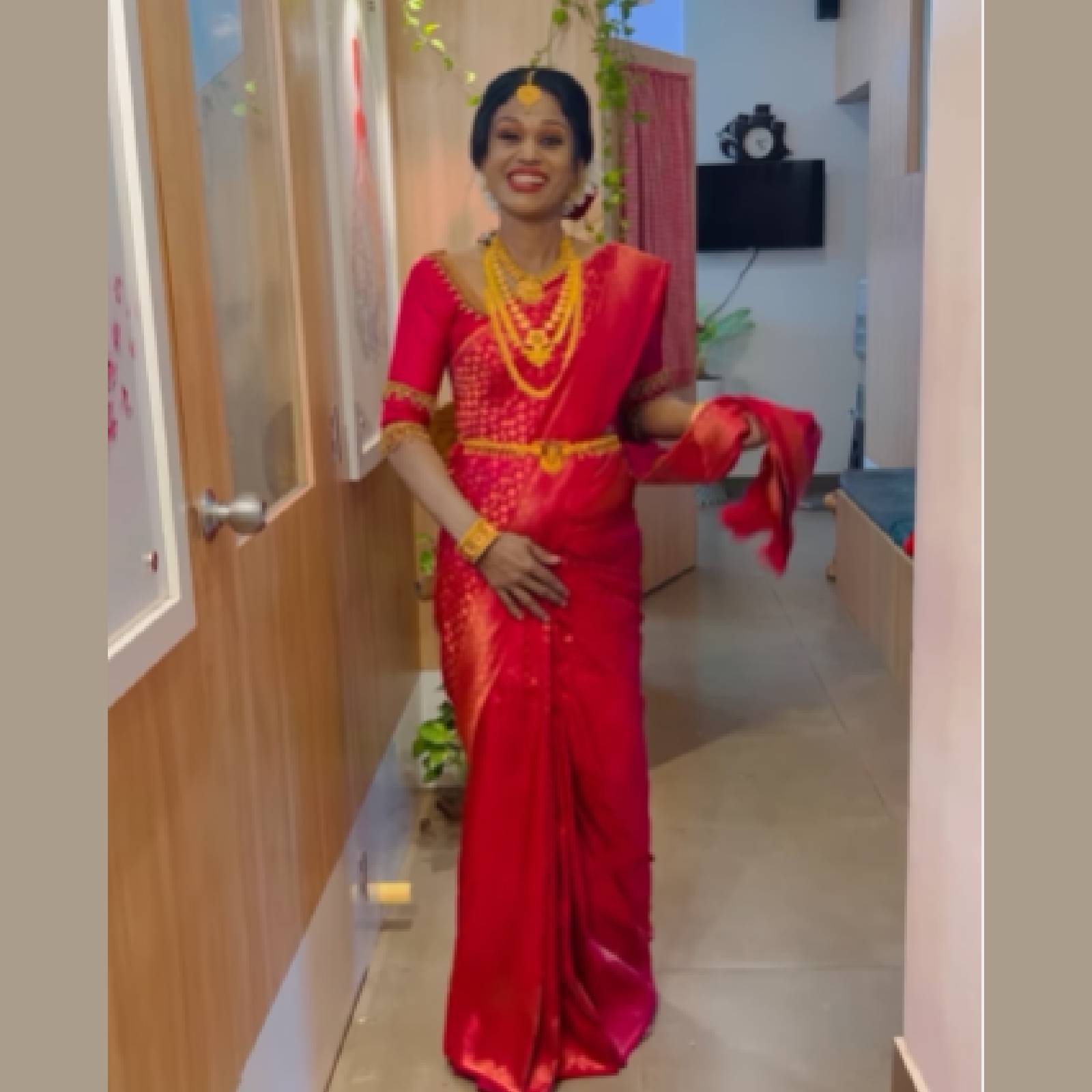 മേക്കോവർ എന്നാ സുമ്മാവാ? 52 കാരിയായ ചന്ദ്രിക ചേച്ചി ചന്തം തികഞ്ഞൊരു ...