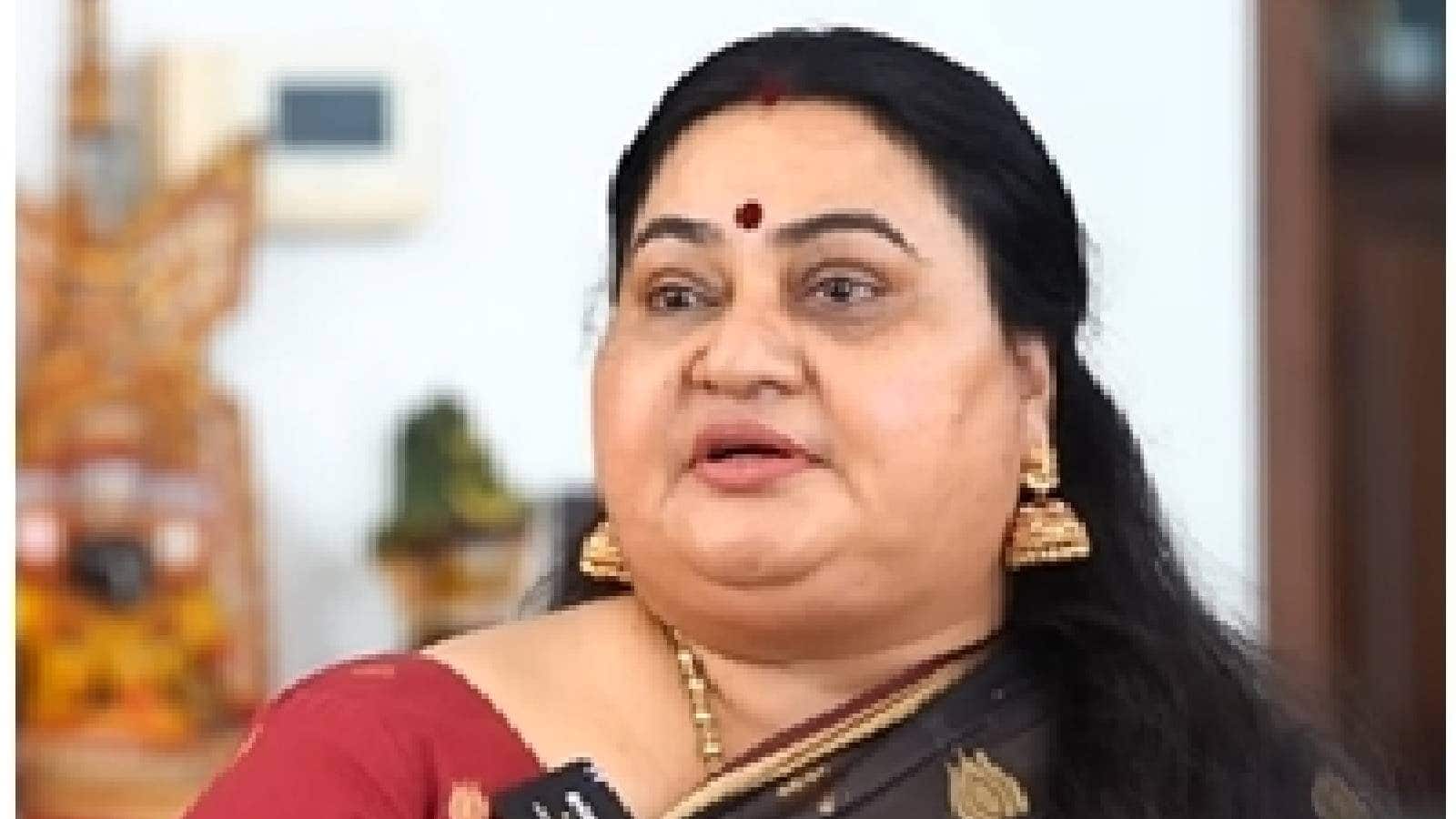 കൈലി മുണ്ടുടുത്ത്, കണ്ണ് ചുവപ്പിച്ച്, വശപിശകായി ഒരാൾ വേലിക്കരികി ...