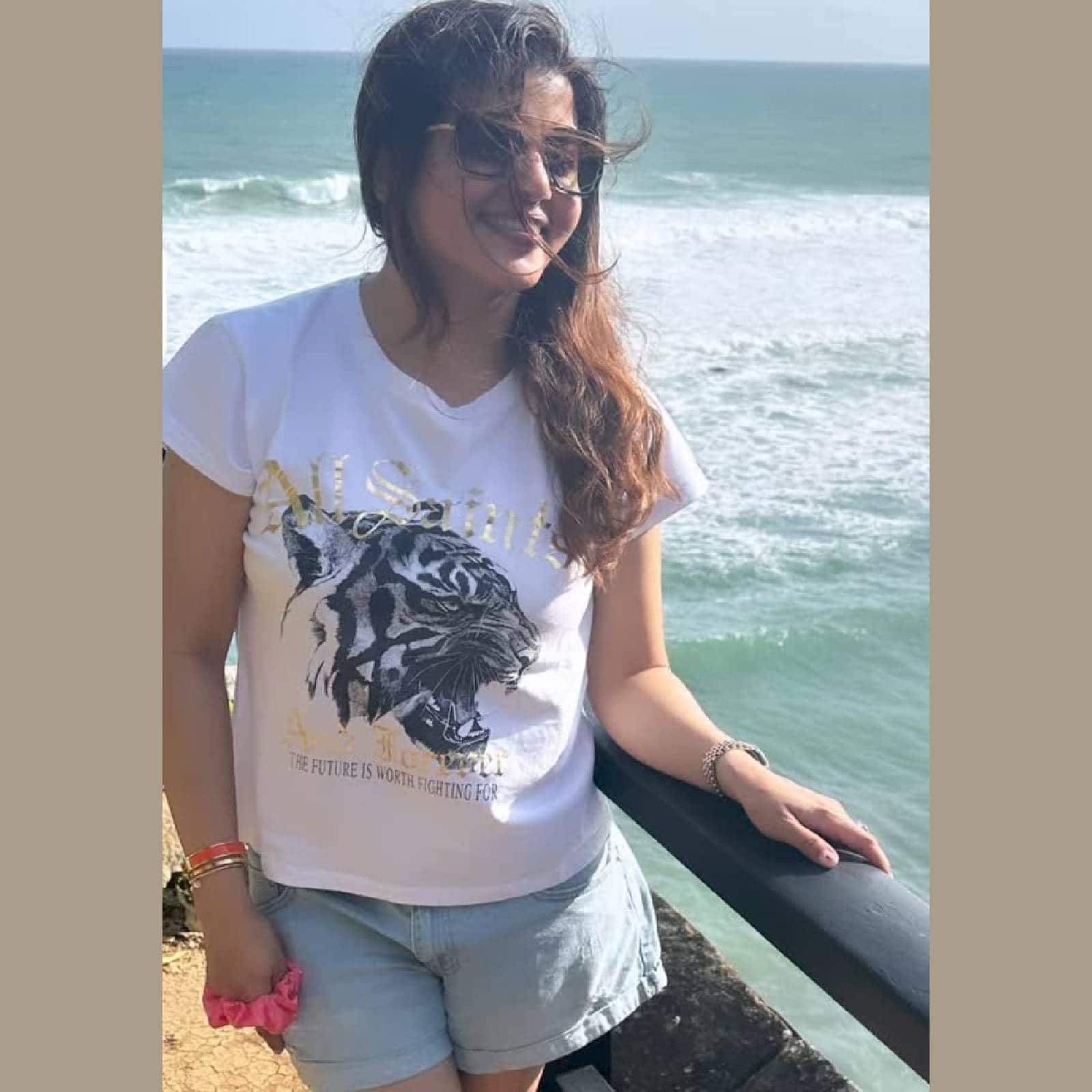 Supriya Menon | ഹോട്ട് ആൻഡ് കൂൾ ലുക്കിൽ, കടലോളം കാഴ്ചകൾ കണ്ട് സുപ്രിയ ...