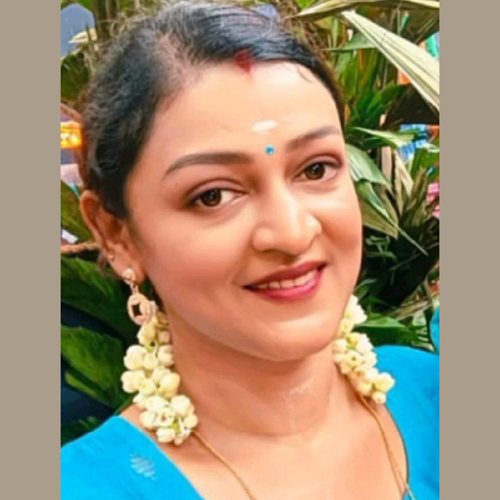 'എപ്പോഴും ചിരിച്ചുകൊണ്ട് നടക്കുന്നവൾ, രാത്രിയുടെ നിശബ്ദതയിൽ മുഖമമർത്തി ...