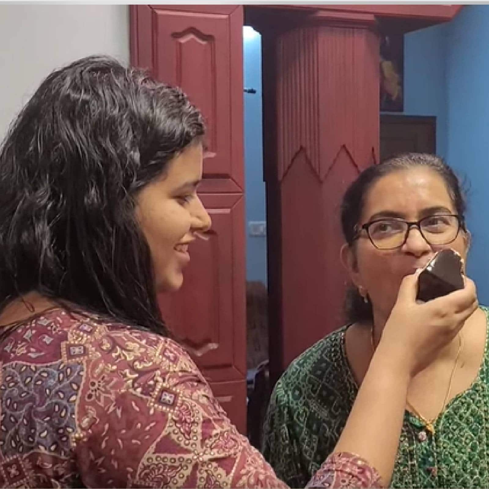 Elizabeth Udayan | അച്ഛനും അമ്മയ്ക്കുമൊപ്പം എലിസബത്തിന് പിറന്നാൾ; ബാല എവിടെ എന്ന് ചോദ്യം ...