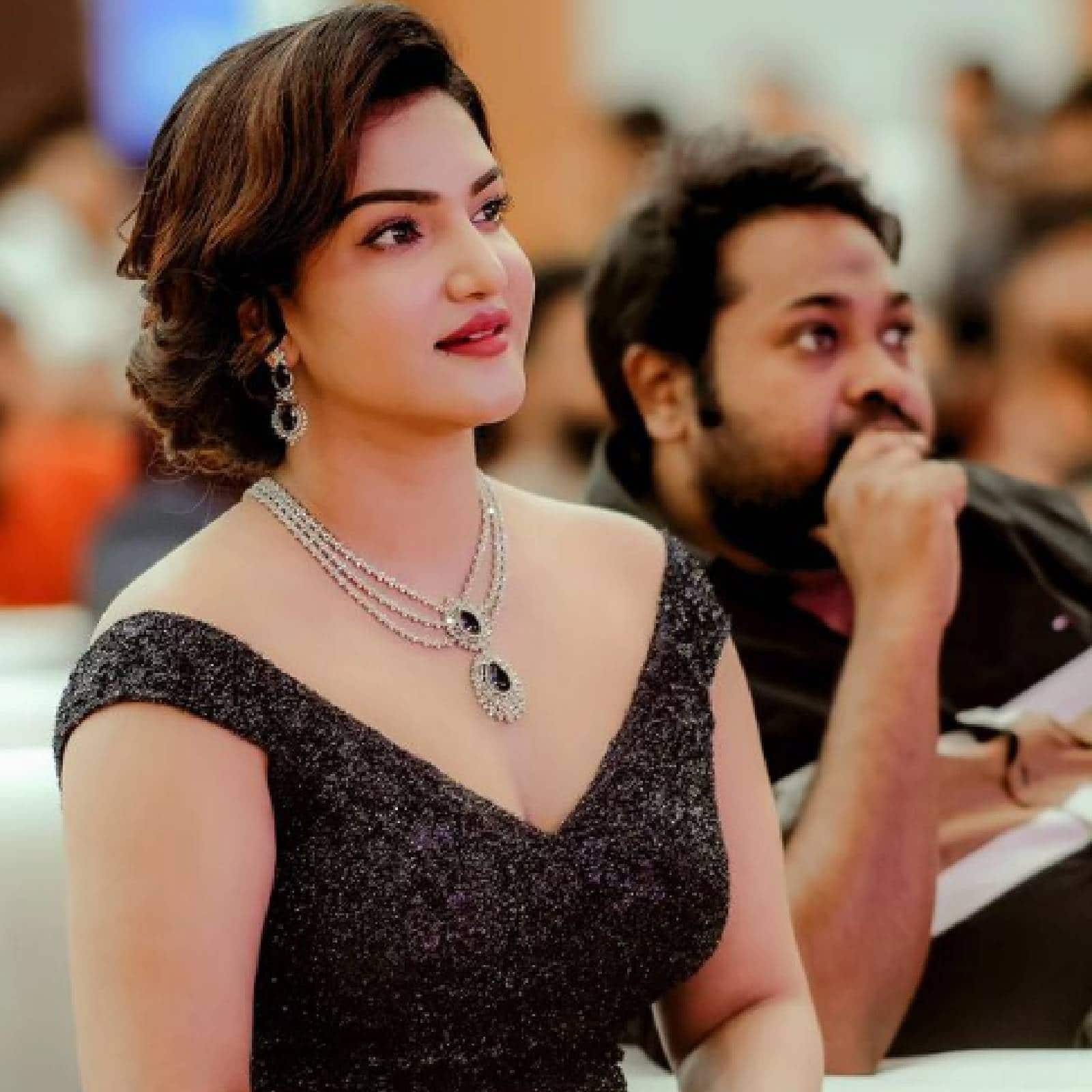 Honey Rose | വല്ലാത്ത പരിപാടിയായി പോയി; ഹണി റോസ് പിറന്നാൾ കേക്ക് മുറിക്കുന്നതിനിടെ ...