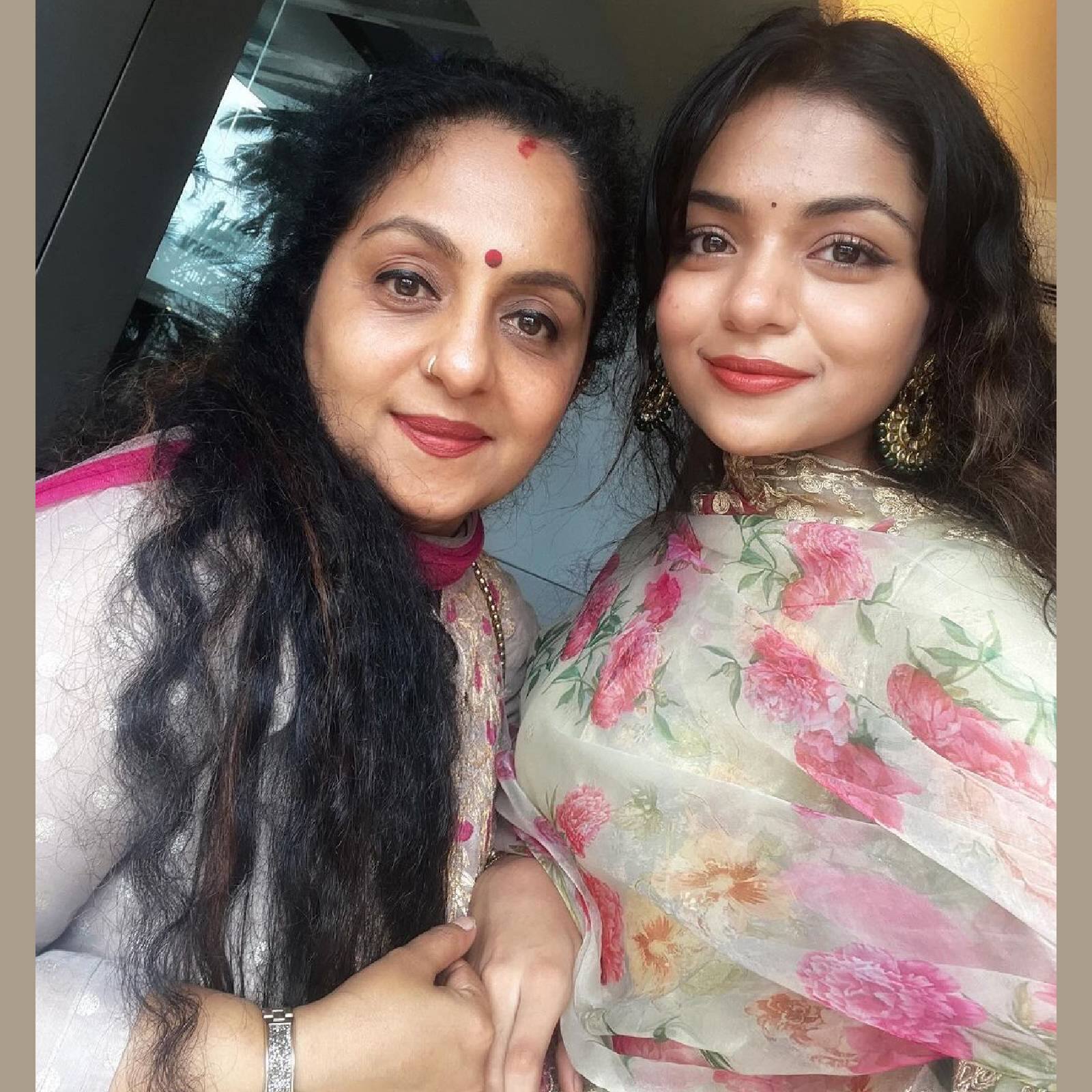അഹാനയുടെ വീട്ടിലിനി പെൺ'കുട്ടികളില്ല'; കുട്ടിയായിരുന്ന ഹൻസികയ്ക്ക് 18 ...