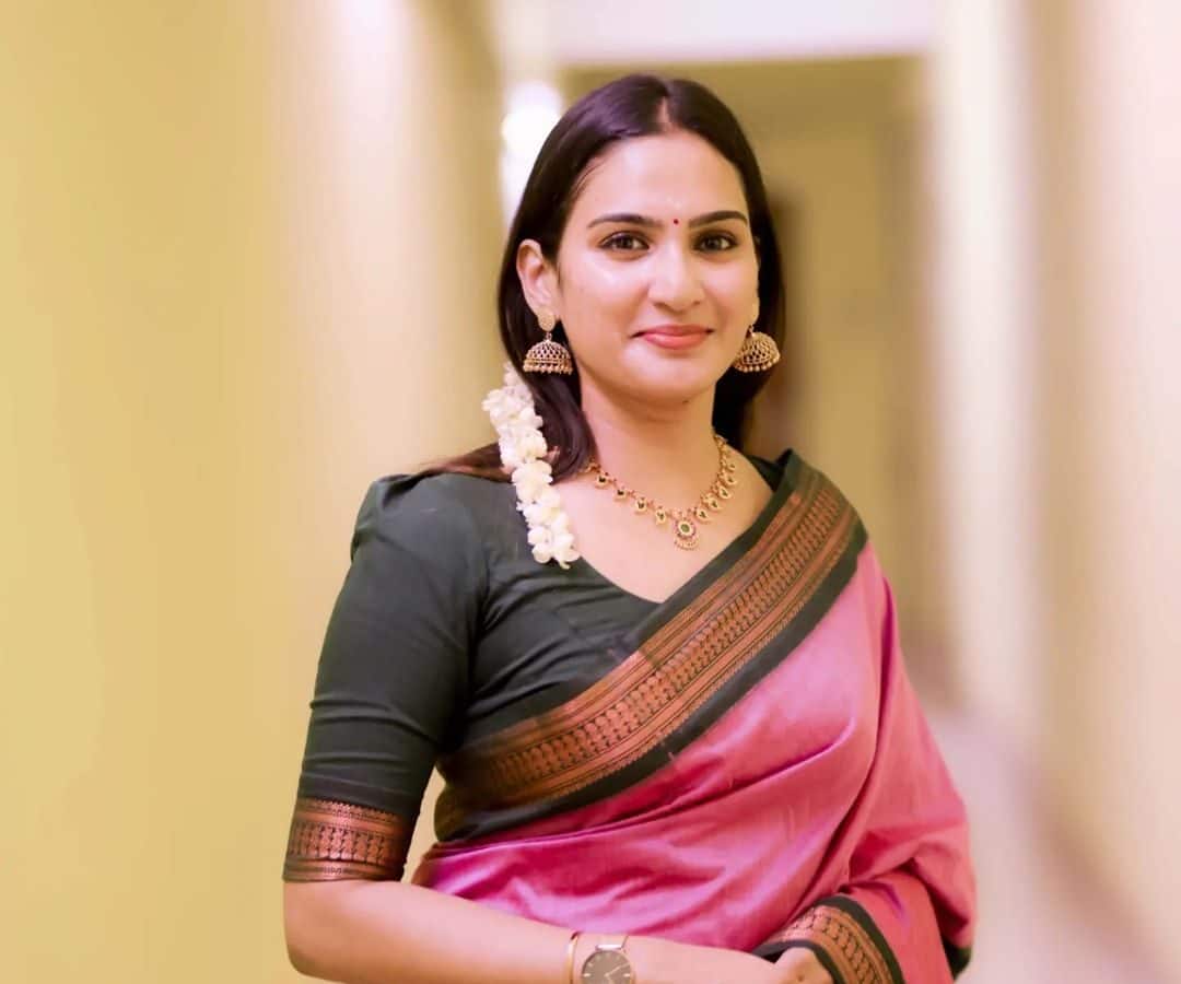 Aditi Ravi | മഞ്ഞൾ പ്രസാദവും നെറ്റിയിൽ ചാർത്തി; അദിതി രവിയുടെ നവരാത്രി ...