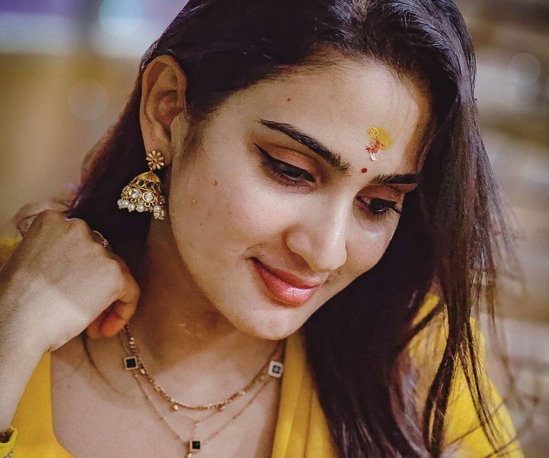 Aditi Ravi | മഞ്ഞൾ പ്രസാദവും നെറ്റിയിൽ ചാർത്തി; അദിതി രവിയുടെ നവരാത്രി ...