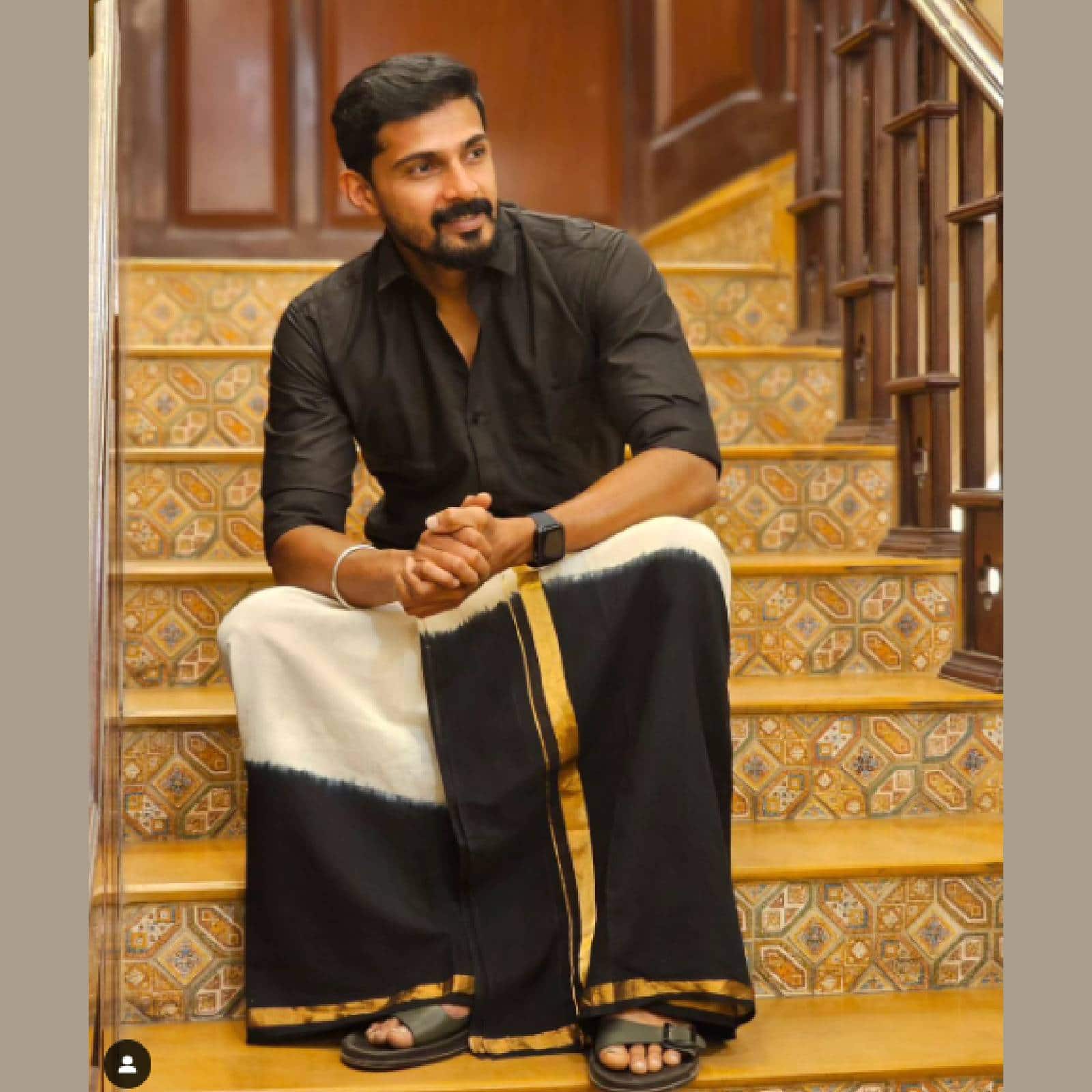 Jayasurya | ദേ, വെള്ളമുണ്ടുടുത്ത ജയസൂര്യ, അല്ല കറുത്ത മുണ്ട് ...