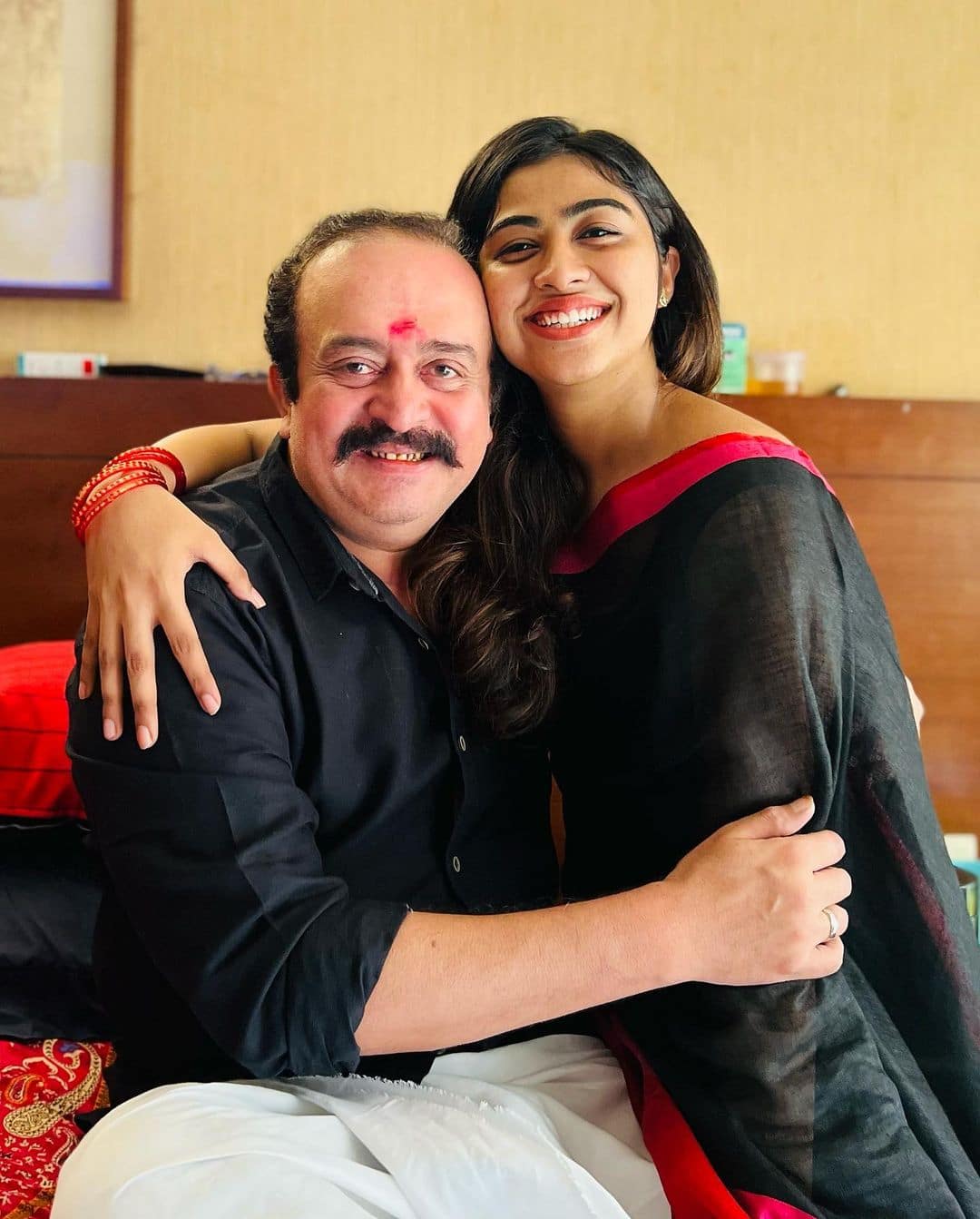 Kalyani Panicker | ബിന്ദു പണിക്കരുടെ മകള്‍ കല്യാണി സിനിമയിലേക്ക്; അരങ്ങേറ്റം മോഹന്‍ലാലിനൊപ്പം ...