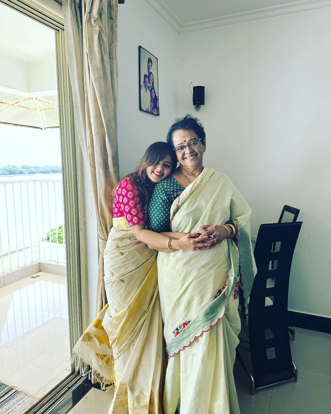 രണ്ടു മരുമക്കളെയും ഇഷ്‌ടമല്ല എന്ന് ഡയലോഗ്; മല്ലിക സുകുമാരന്റെ പിറന്നാളിന് സ്നേഹം നിറച്ച് പൂ ...