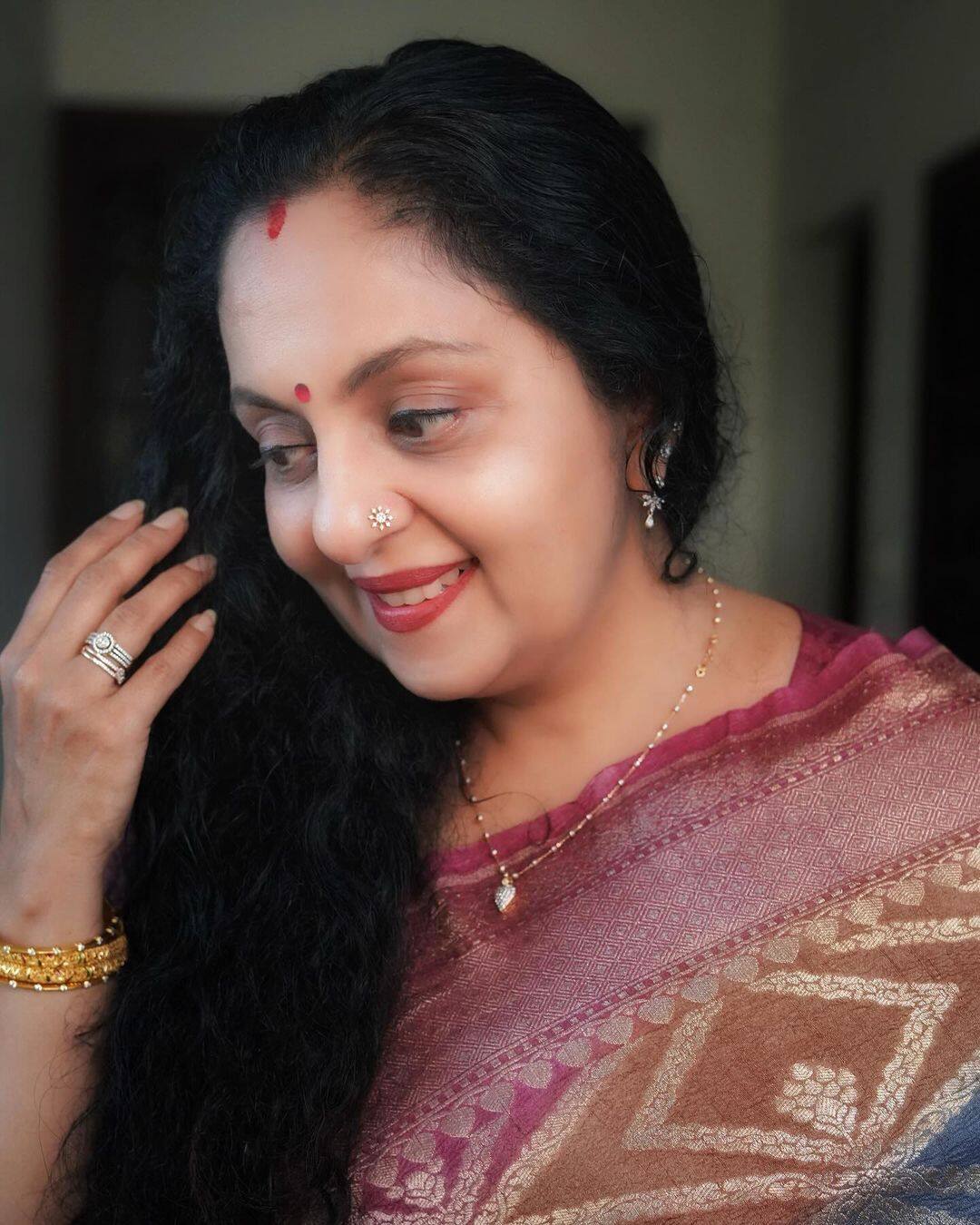 Sindhu Krishna | അമ്മയുടെ പിറന്നാൾ സാരിയല്ലേ, പണം നോക്കിയില്ല; അഹാന ...