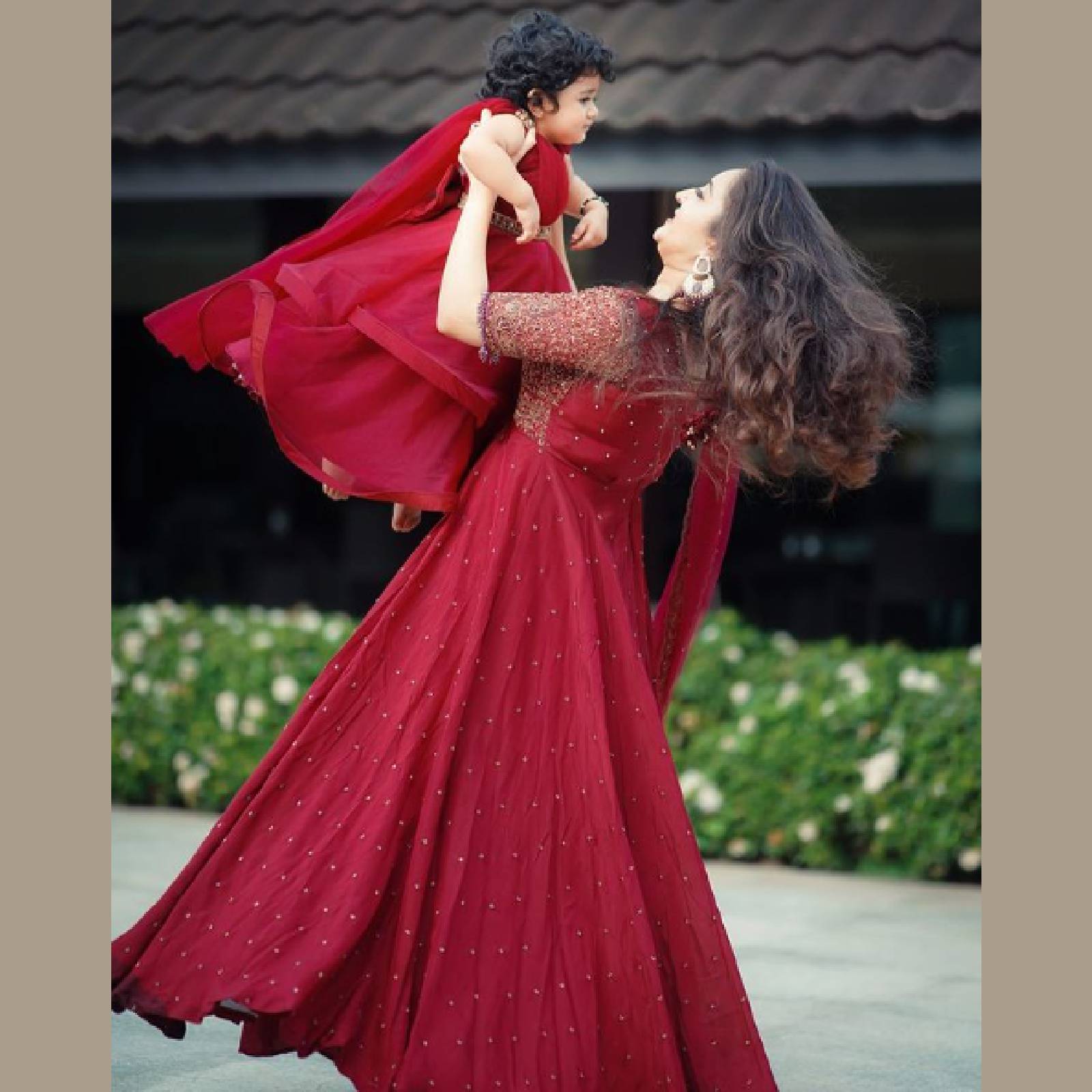 Bhamaa | കണ്ടാൽ അമ്മയെപ്പോലെ ക്യൂട്ട്; മുഖം കൊടുക്കാതെ മറച്ചുപിടിച്ച ...