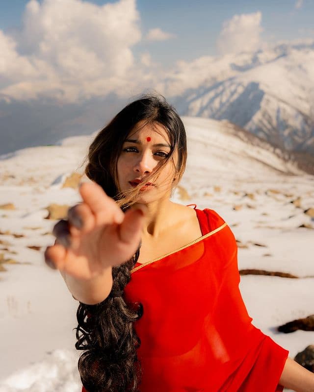 Dilsha Prasannan: കശ്മീരിലെ മരംകോച്ചുന്ന തണുപ്പത്ത് ചുവപ്പ് സാരിയണിഞ്ഞ് ദിൽഷ; ഫോട്ടോഷൂട്ട് വൈറ ...