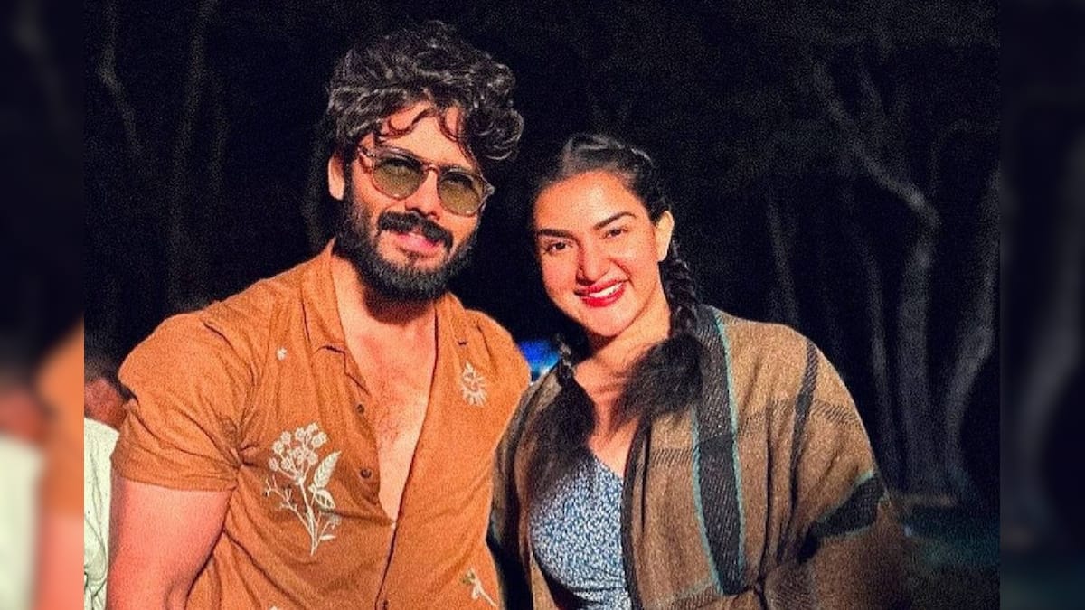 Honey Rose | ഹണി റോസിന്റെ ഒപ്പം നിൽക്കുന്ന ആളെ എവിടെയോ കണ്ടുപരിചയമില്ലേ ...