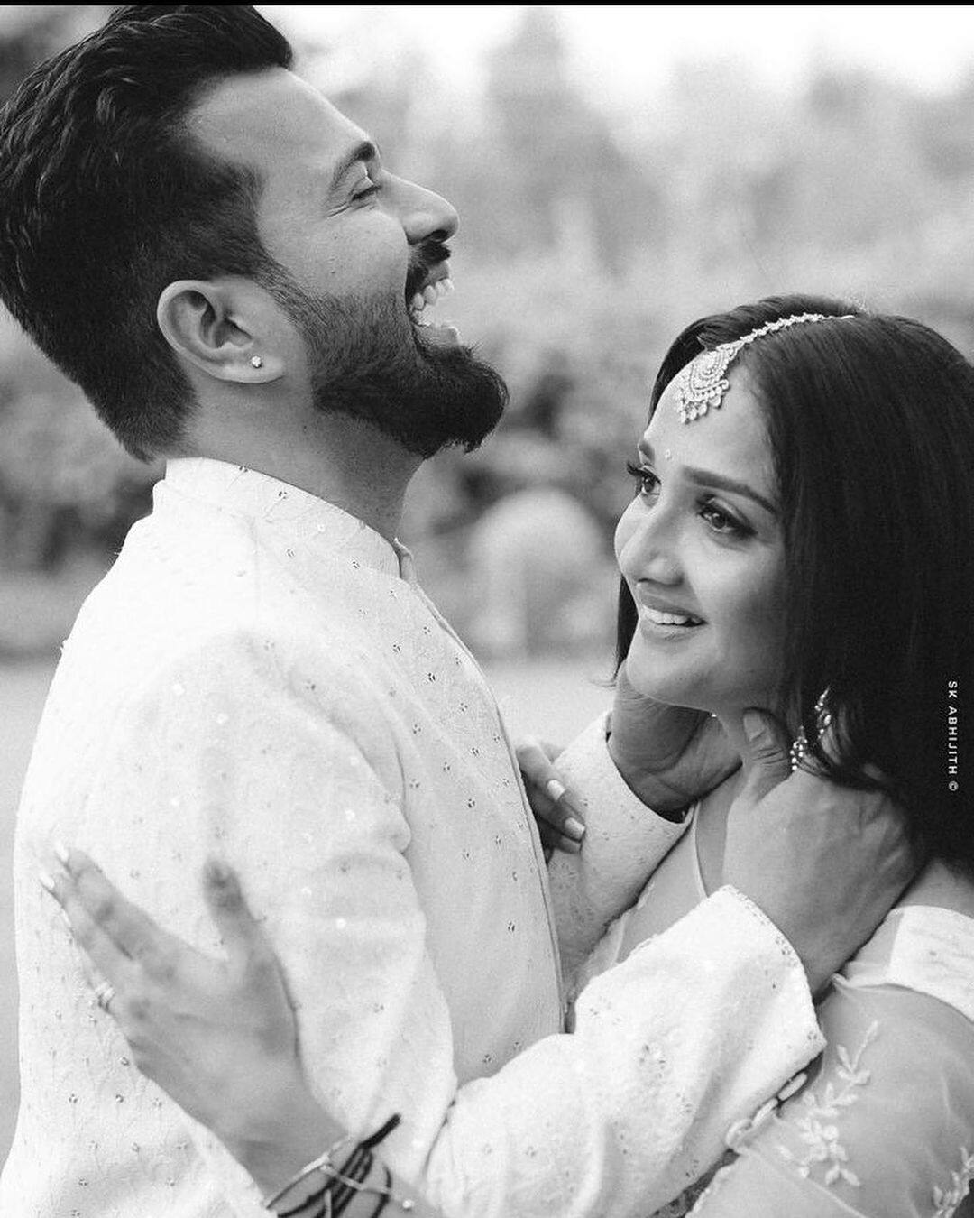 ബോളിവുഡ് പാട്ടുകാരൻ മലയാളി നടി സുരഭിയെ പ്രണയിച്ചതിങ്ങനെ; പ്രണയകഥയുമായി ...