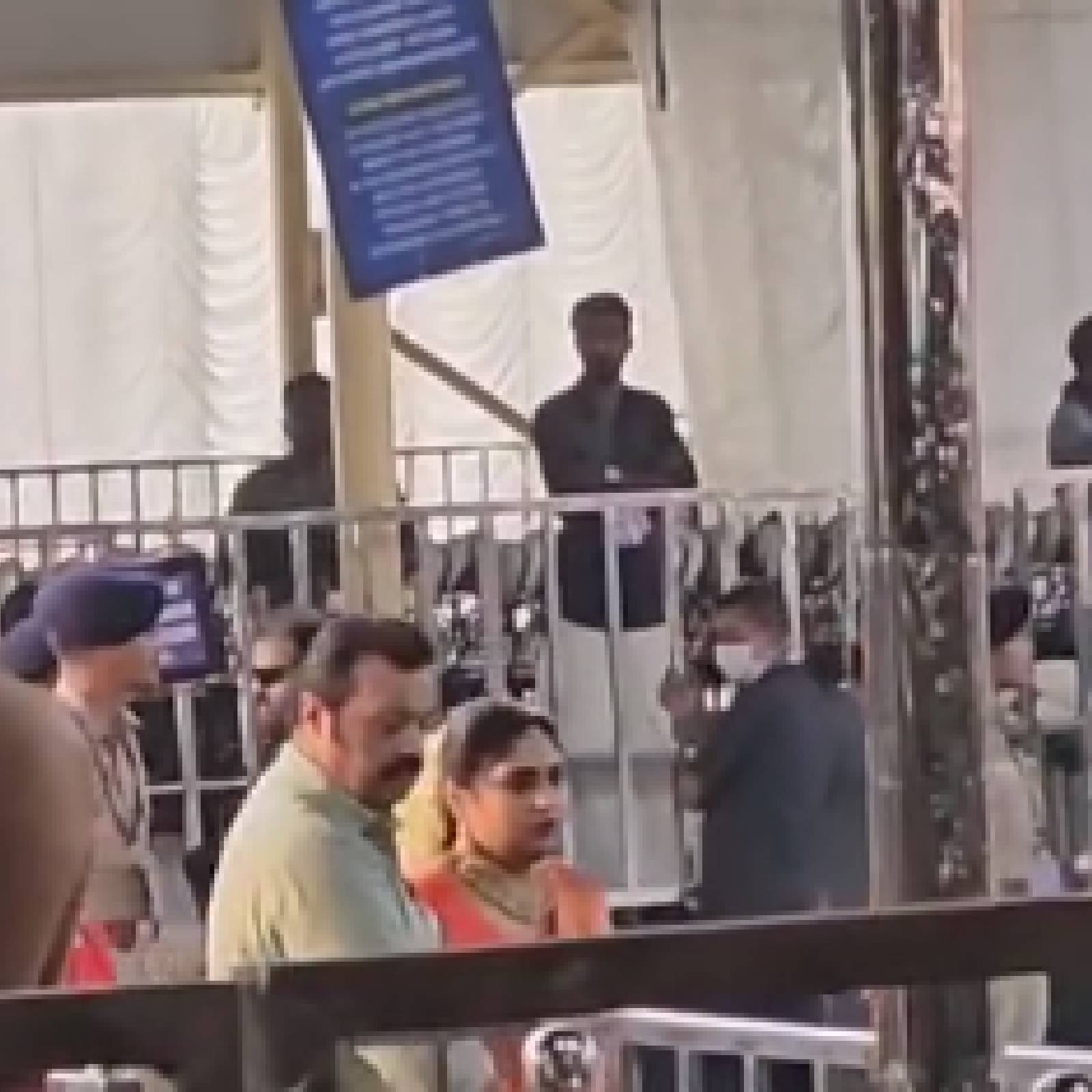 Bhagya Suresh | മകളെ കിലോക്കണക്കിന് സ്വർണത്തിൽ മുക്കാതെ സുരേഷ് ഗോപി ...