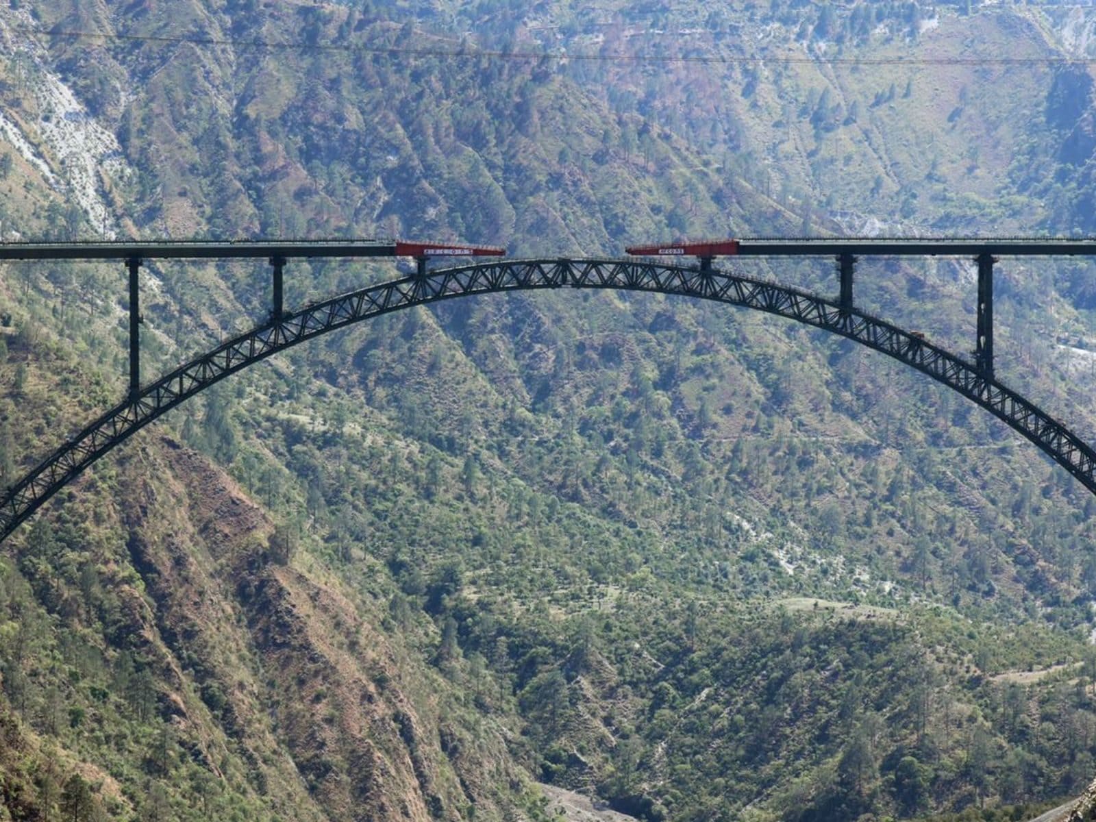 chenab bridge: ചെനാബ് റെയിൽ പാലം: ഈഫൽ ടവറിനേക്കാൾ ഉയരം, വാസ്തുവിദ്യാ ...