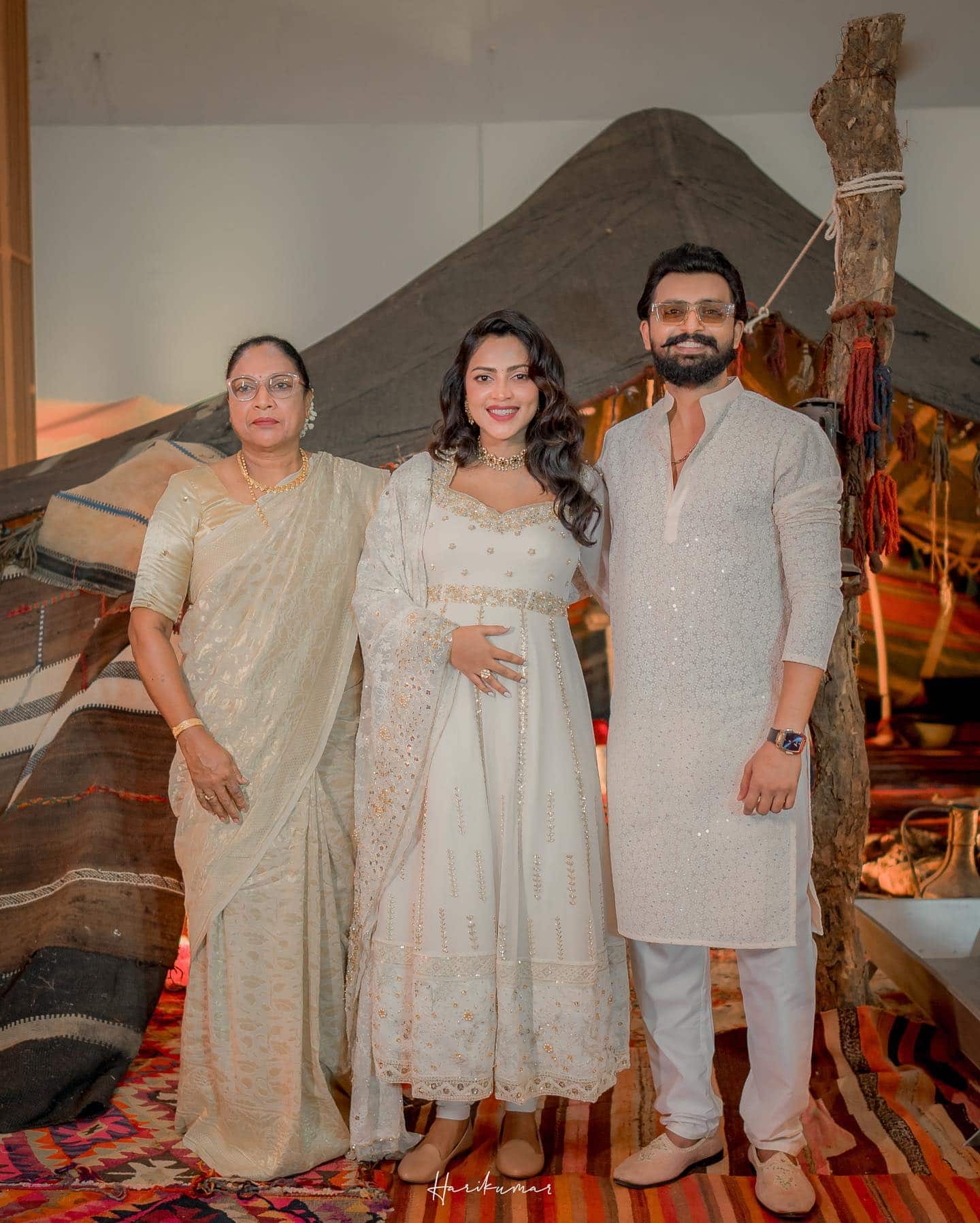 Amala Paul | വളകാപ്പ് ഓൾഡ് സ്റ്റൈൽ; ഏഴാം മാസം അമല പോളും ഭർത്താവ് ജഗത് ...