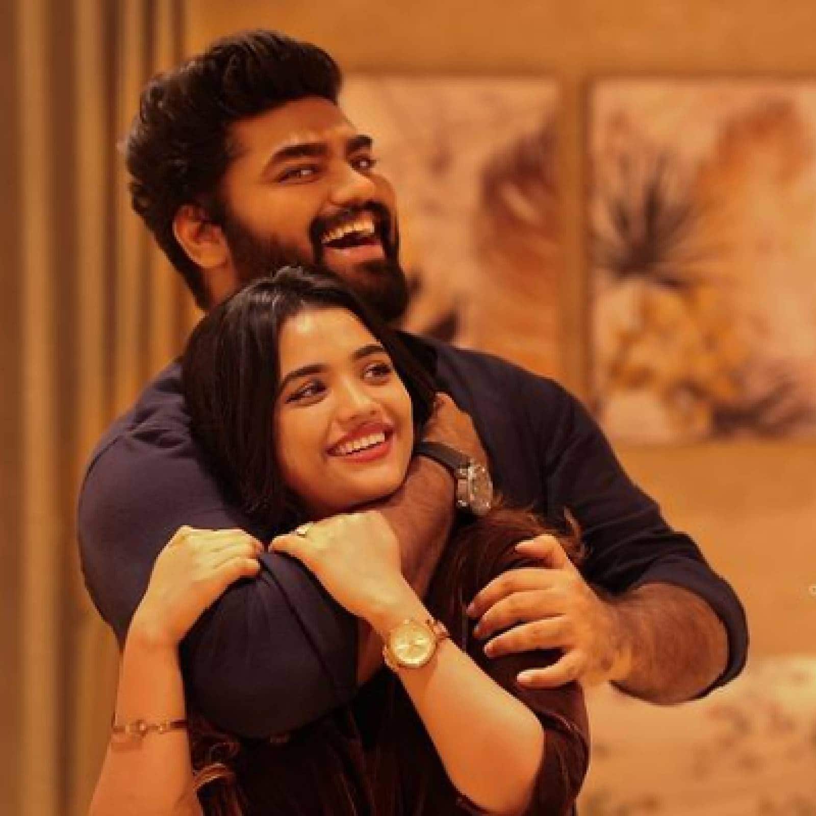 ഒരു ദിവസം മുൻപ് വരെ ഒന്നിച്ചുള്ള പോസ്റ്റ്; ആരതി പൊടി റോബിൻ രാധാകൃഷ്ണനെ ...