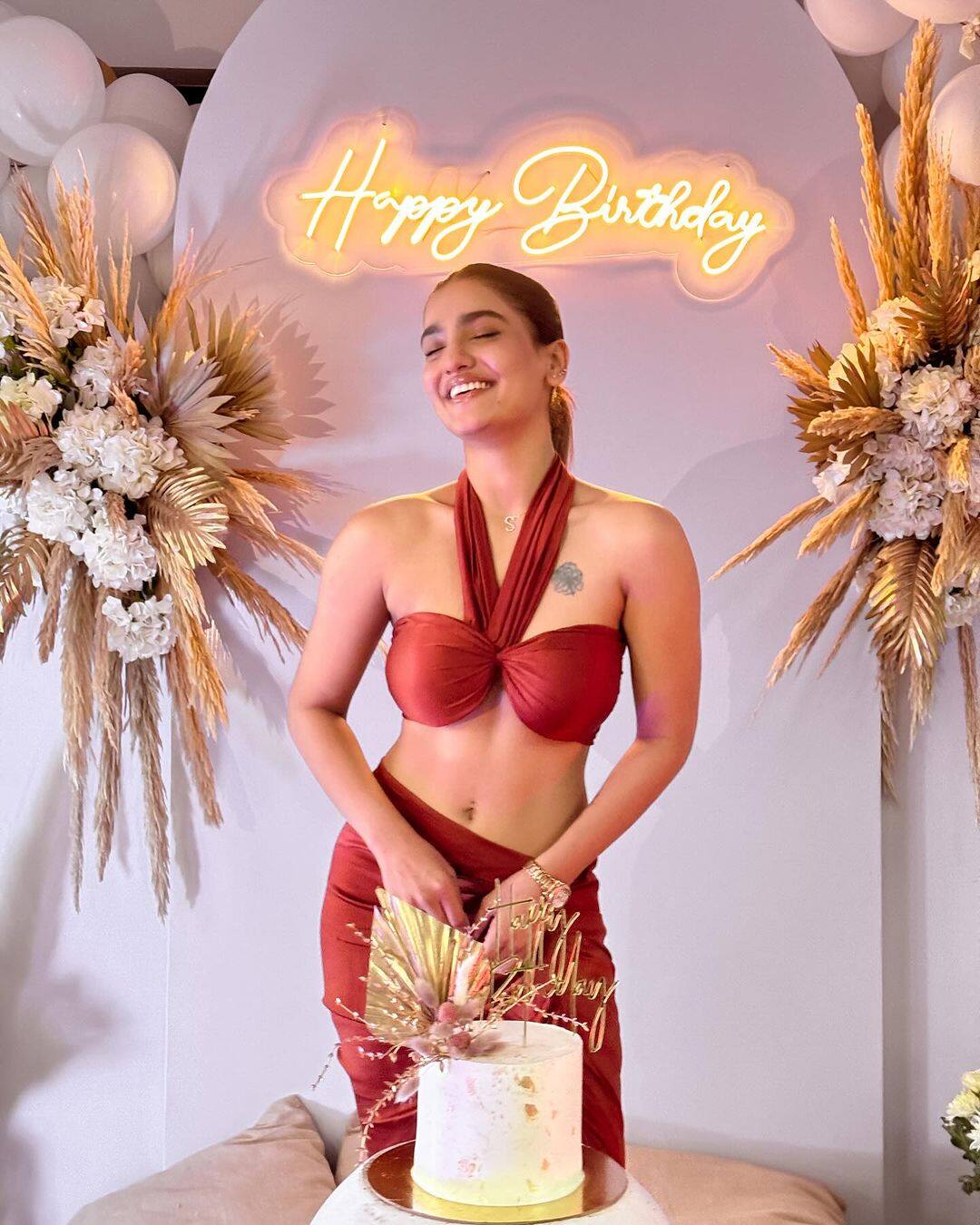 22ാം പിറന്നാൾ ആഘോഷമാക്കി സാനിയ; പ്രായം കൂടുംതോറും തുണിയുടെ അളവ് കുറയുകയാണല്ലോ എന്ന് സോഷ്യ ...