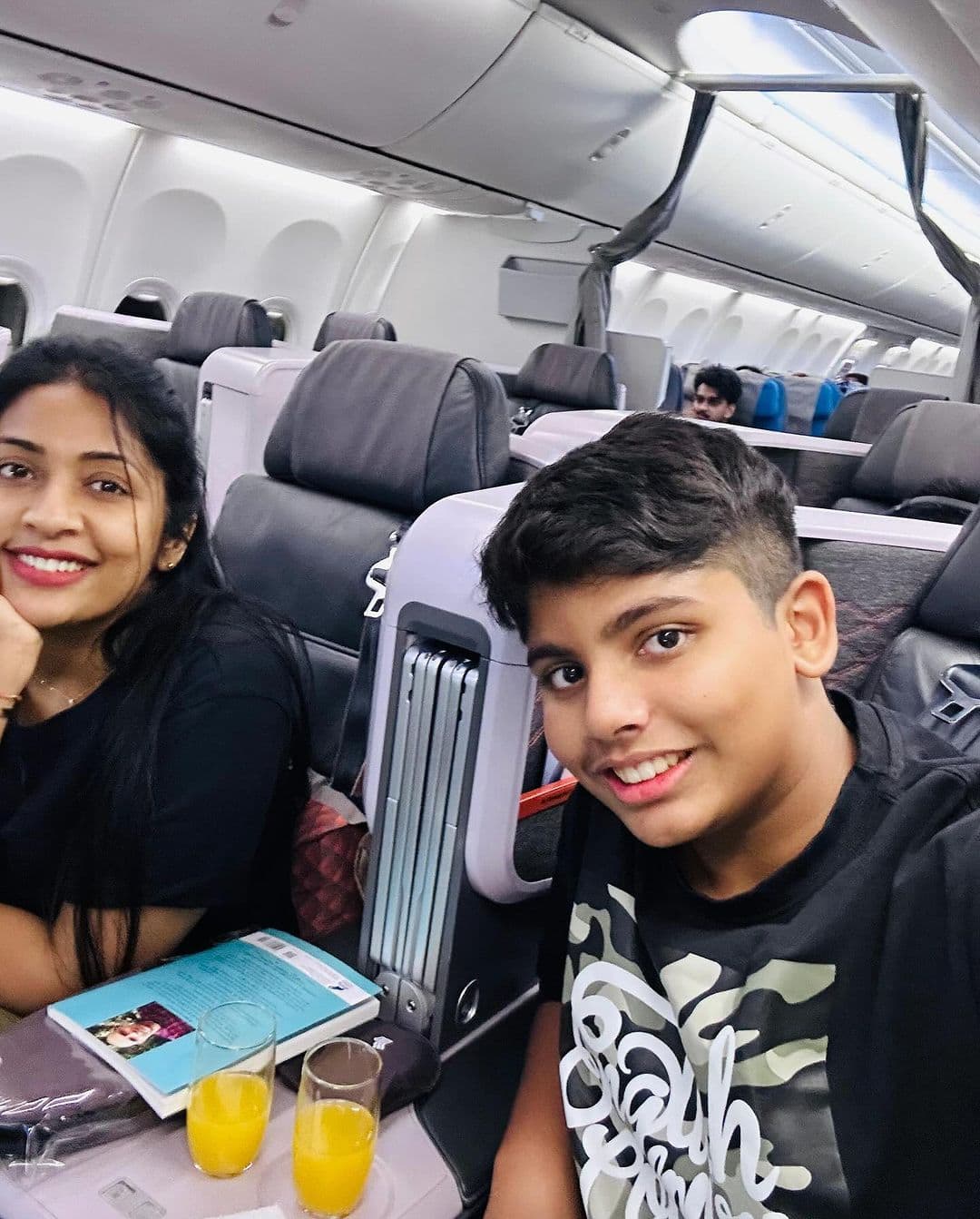 Navya Nair | ഒരു അണ്ടർറേറ്റഡ് റിവേഴ്‌സ് ഗിയർ; നവ്യയെയും മകനെയും കണ്ടിട്ട് ചേച്ചിയും അനിയനും ...