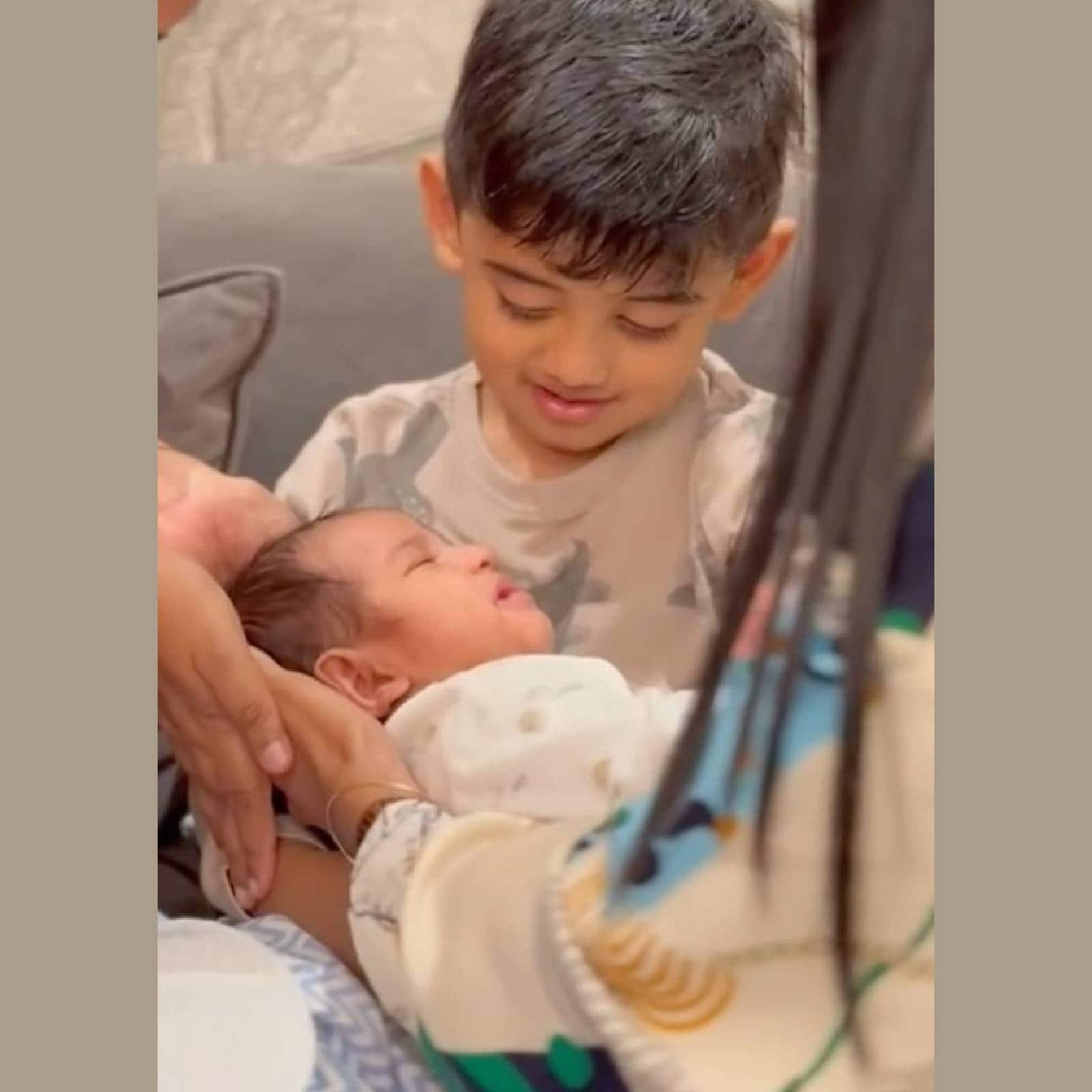 വാവയെന്താ ചേട്ടാന്ന് വിളിക്കാത്തെ കുഞ്ഞാവയോടൊത്തുള്ള ചാക്കോച്ചന്റെ മക