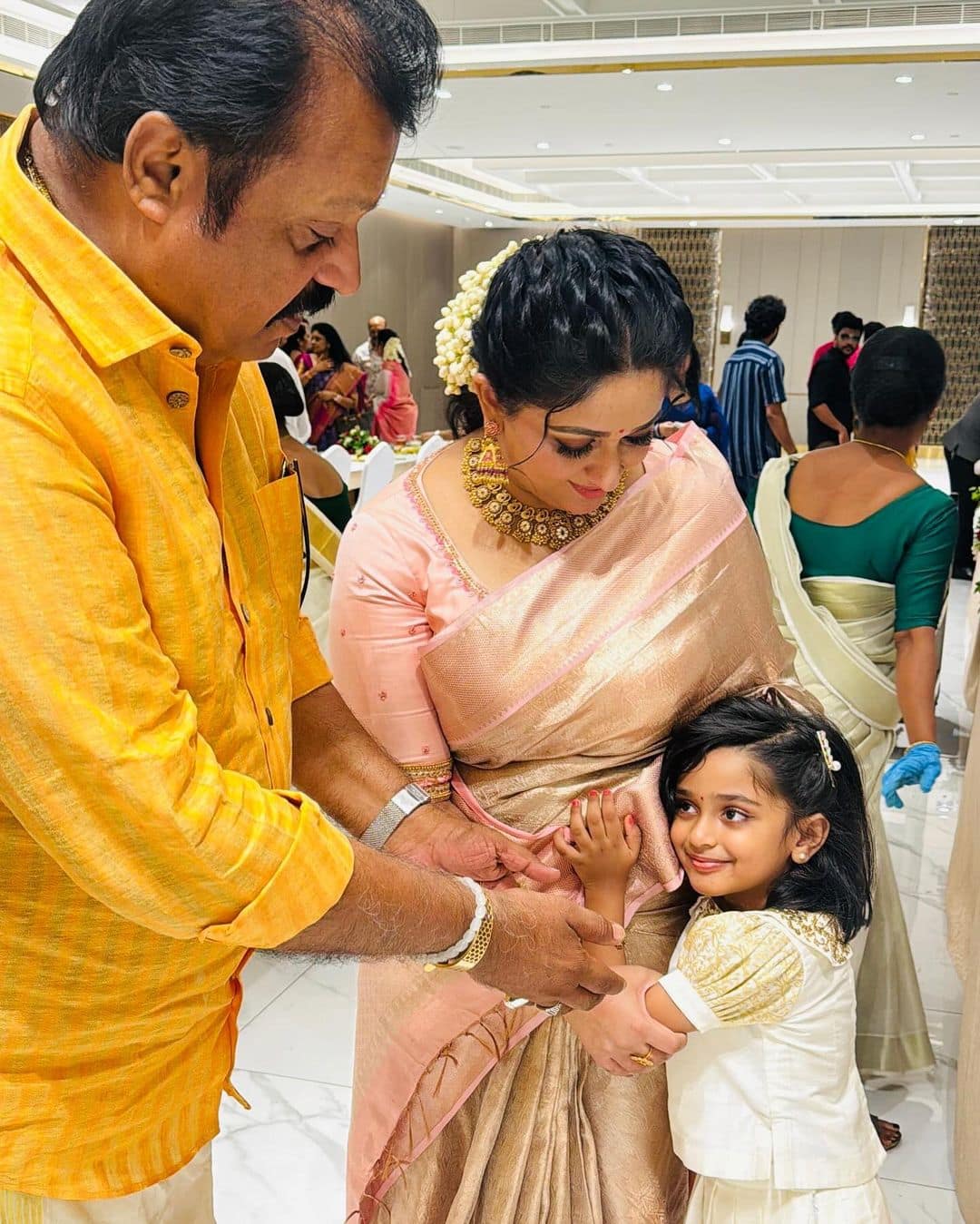 മാമാട്ടി പറഞ്ഞാൽ പിന്നെ അപ്പീൽ ഇല്ല; കണ്ണട കടയിൽ കുസൃതിയുമായി ...