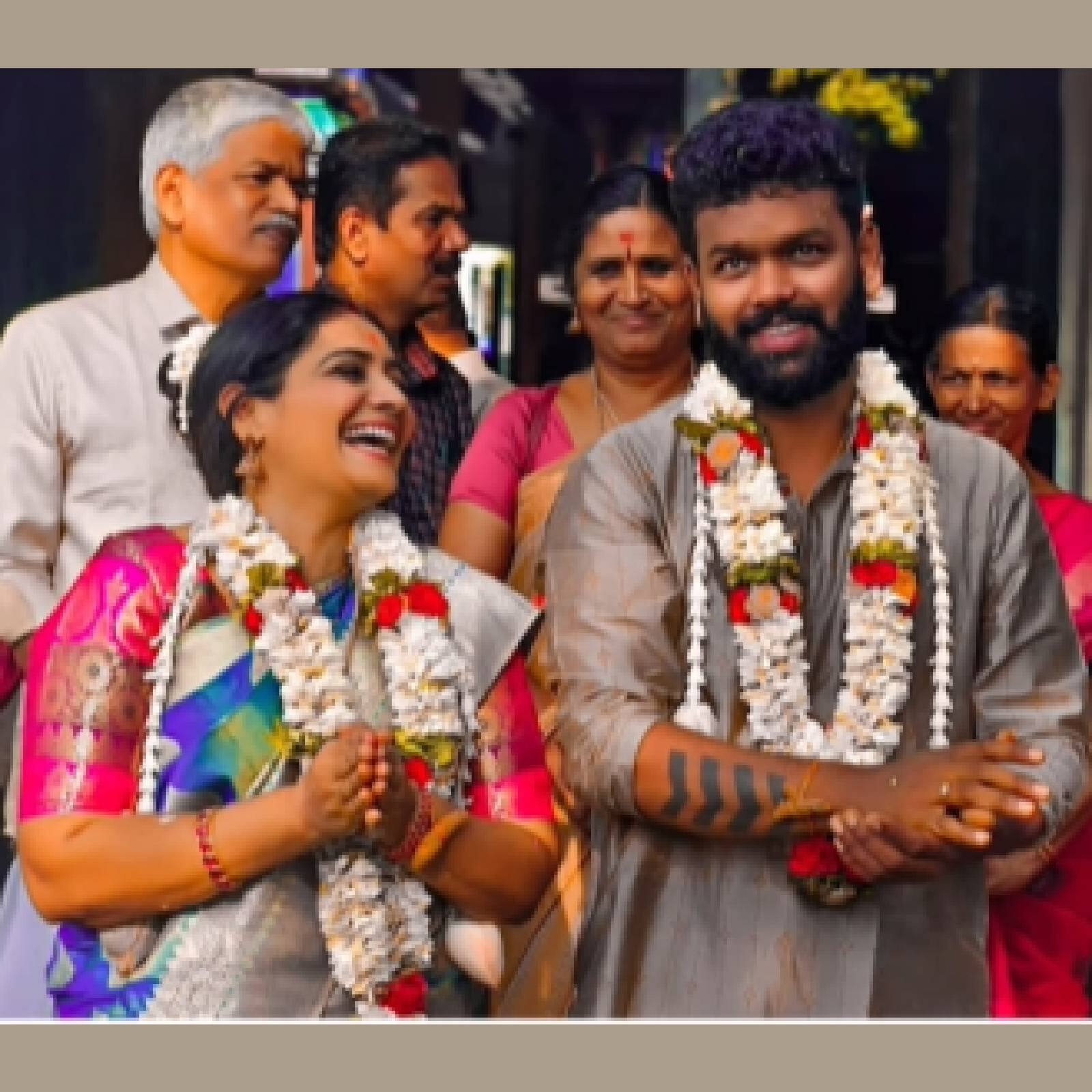 Meera Vasudevan | വിവാഹശേഷമുള്ള ആദ്യ ചിത്രങ്ങൾ; മീരയ്ക്ക് സ്നേഹചുംബനവുമായി ഭർത്താവ് വിപി ...