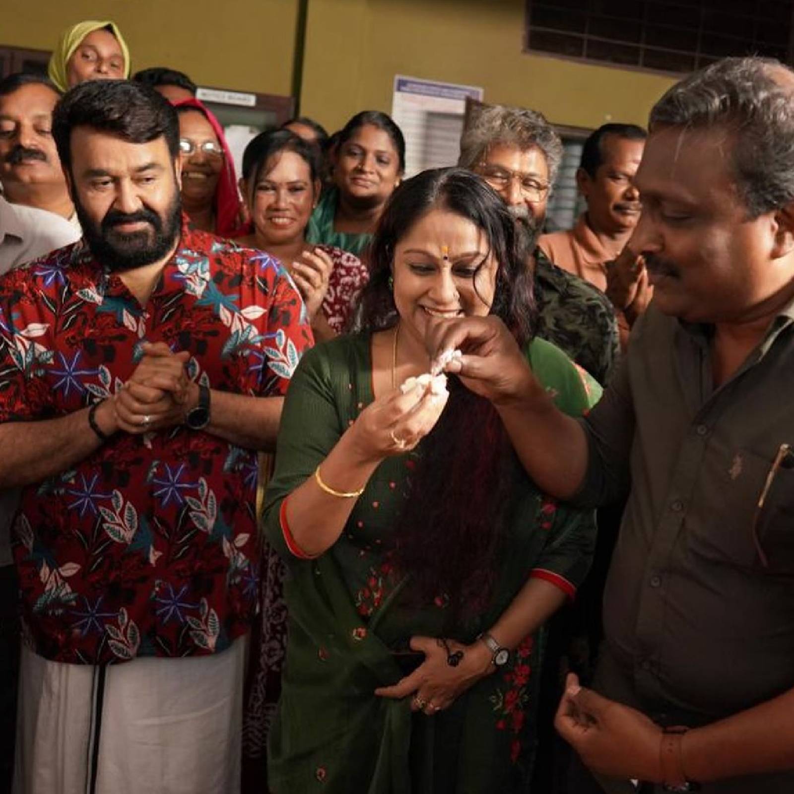 ഷൂട്ടിങ്ങ് ലൊക്കേഷനില്‍ ചിപ്പിക്കും രഞ്ജിത്തിനും 23ാം വിവാഹവാർഷികം; കേക്ക് മുറിച്ച് ആഘോഷിച്ച് ...