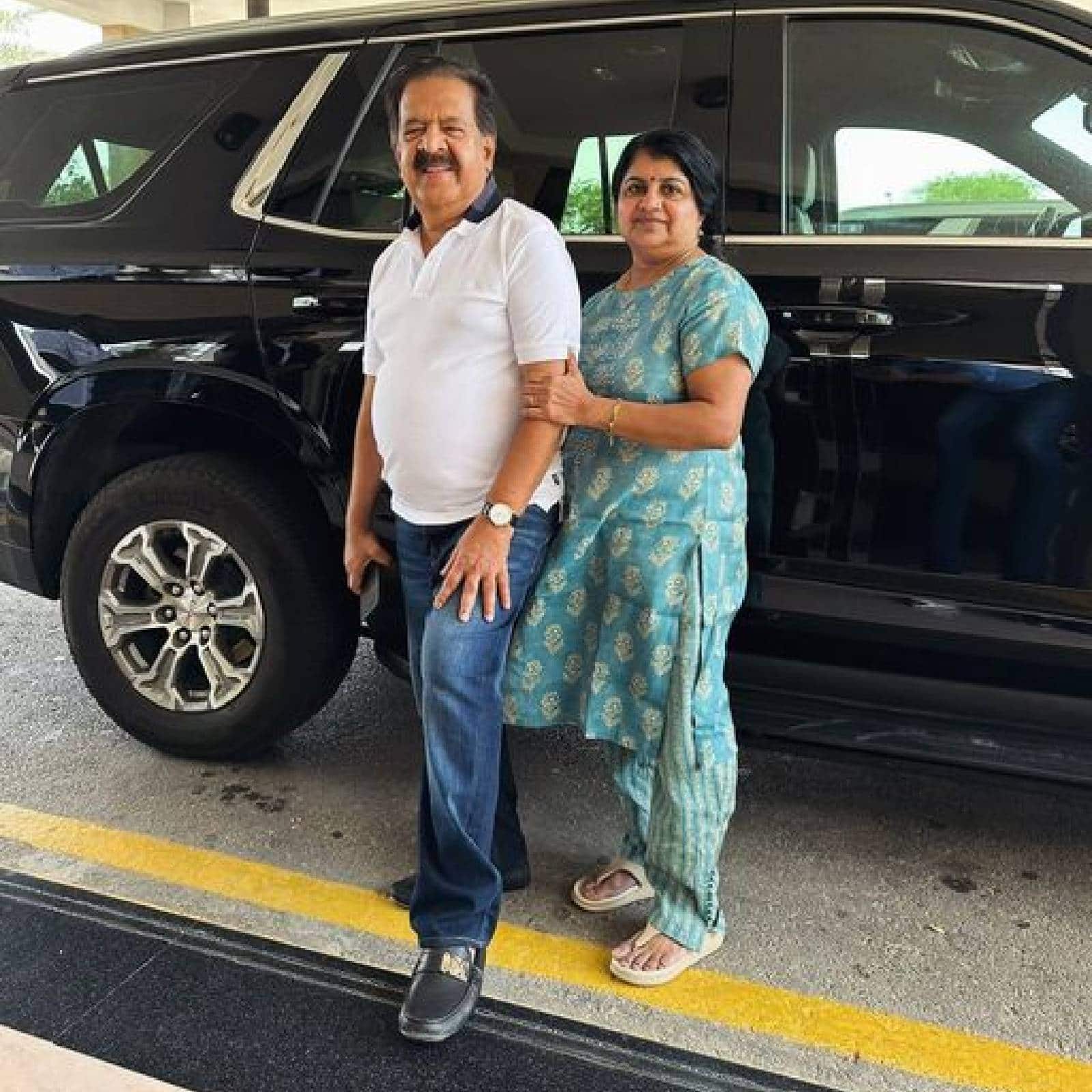 പൊളിലുക്കിൽ ഭാര്യ അനിതയ്ക്കൊപ്പം രമേശ് ചെന്നിത്തല; സൗദിയിൽ നിന്നുള്ള ...