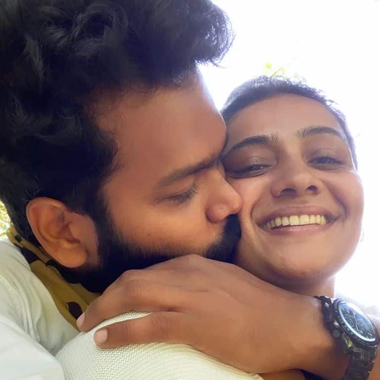 Meera Vasudevan | വിവാഹശേഷമുള്ള ആദ്യ ചിത്രങ്ങൾ; മീരയ്ക്ക് സ്നേഹചുംബനവുമായി ഭർത്താവ് വിപി ...