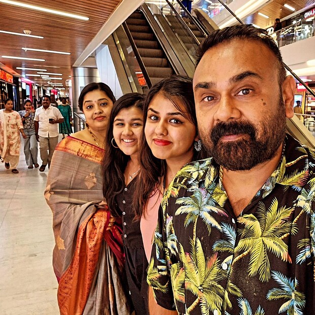 'ഇതിൽ ഞാനുണ്ട്' എന്ന് താരം; മകളെക്കണ്ടാൽ ഇതുപോലെത്തന്നെ എന്ന് ആരാധകരുടെ ...