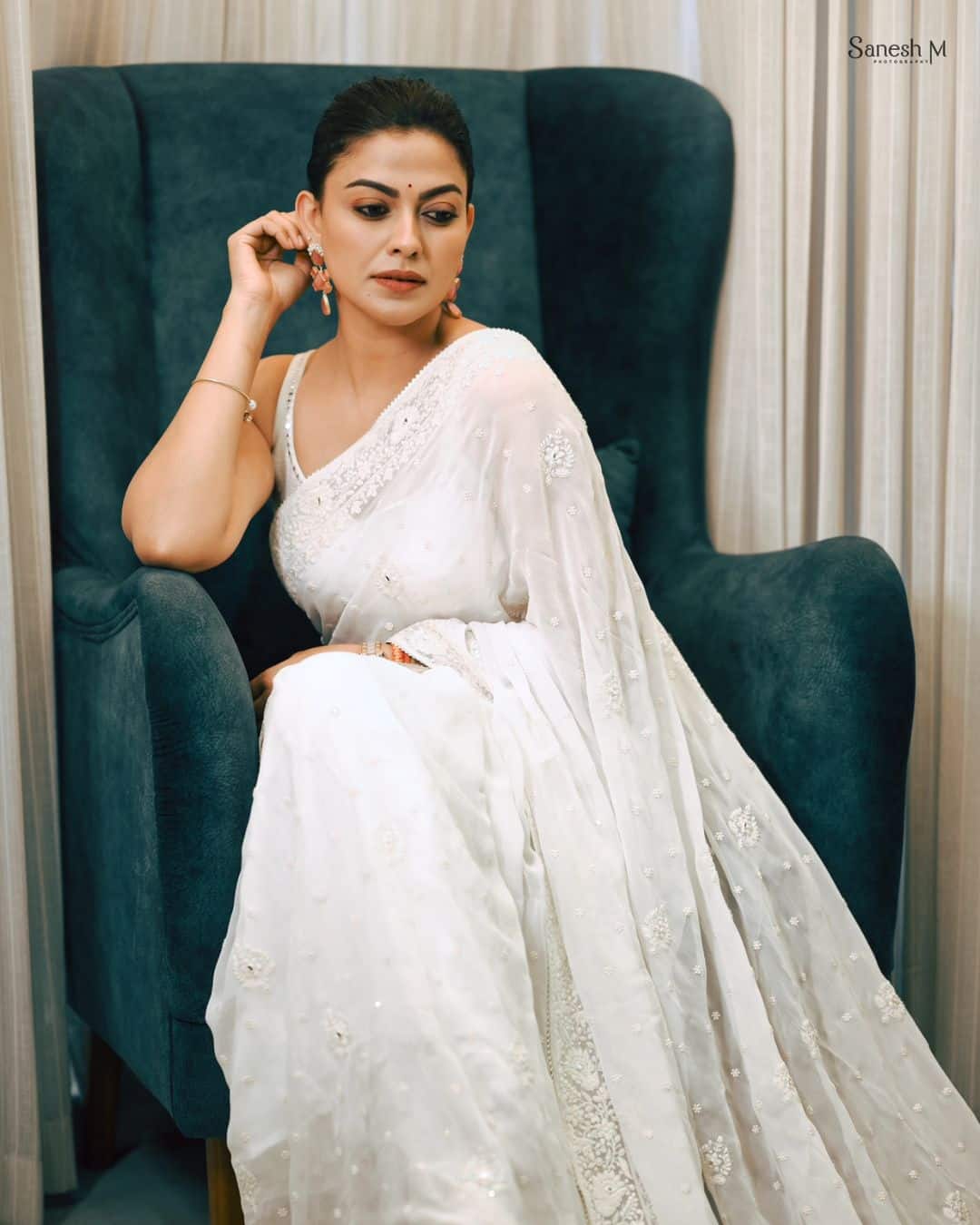 Anusree | 'ഹൗ ബ്യൂട്ടിഫുൾ..!' തൂവെള്ള സാരിയിൽ മാലാഖയെപ്പോലെ അനുശ്രീ | Anusree looks like an ...