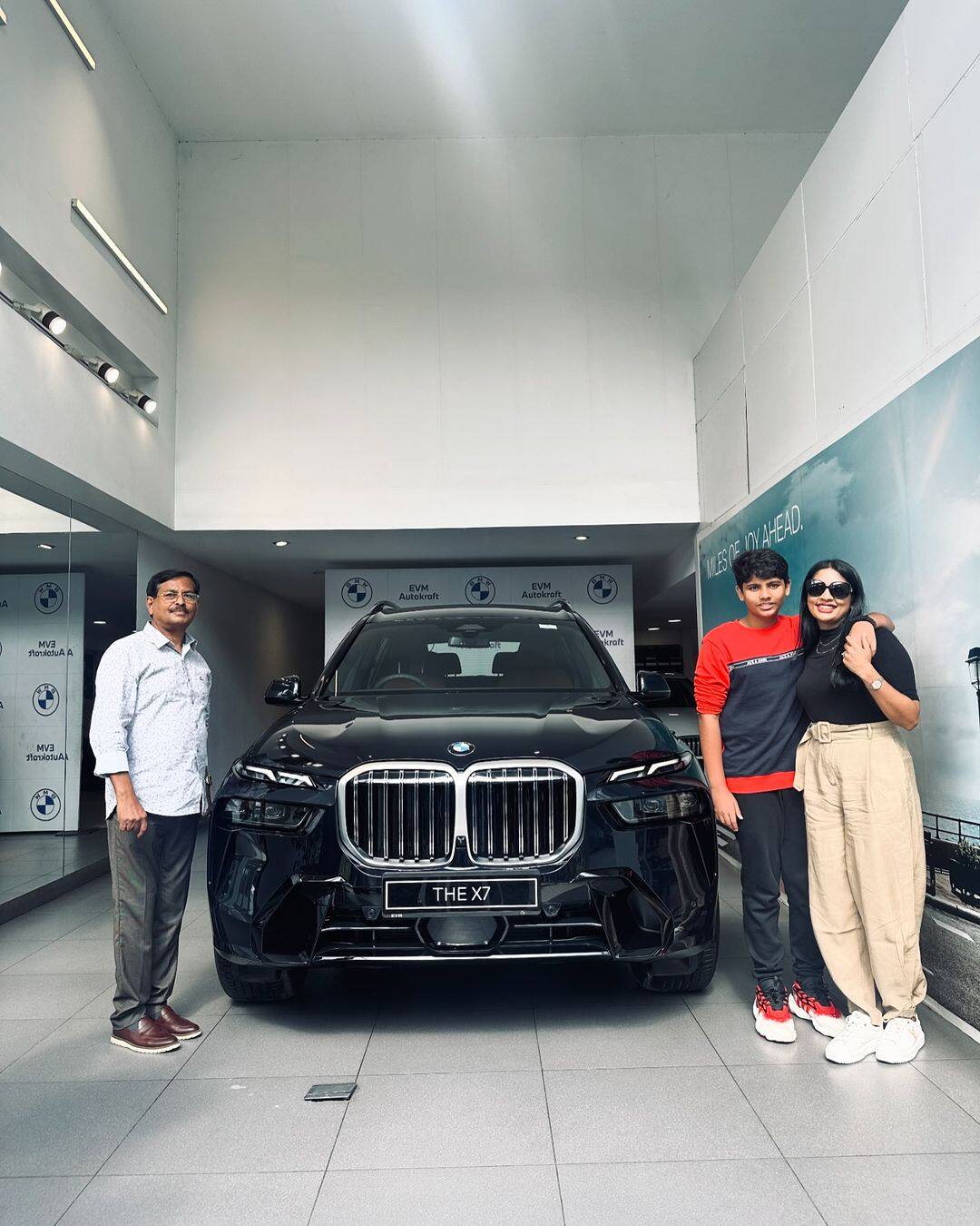 'ദൈവത്തിന് നന്ദി'; പുതിയ വിശേഷം പങ്കുവച്ച് നവ്യ നായർnavya-nair bought a-brand-new-luxury-bmw-x7 ...