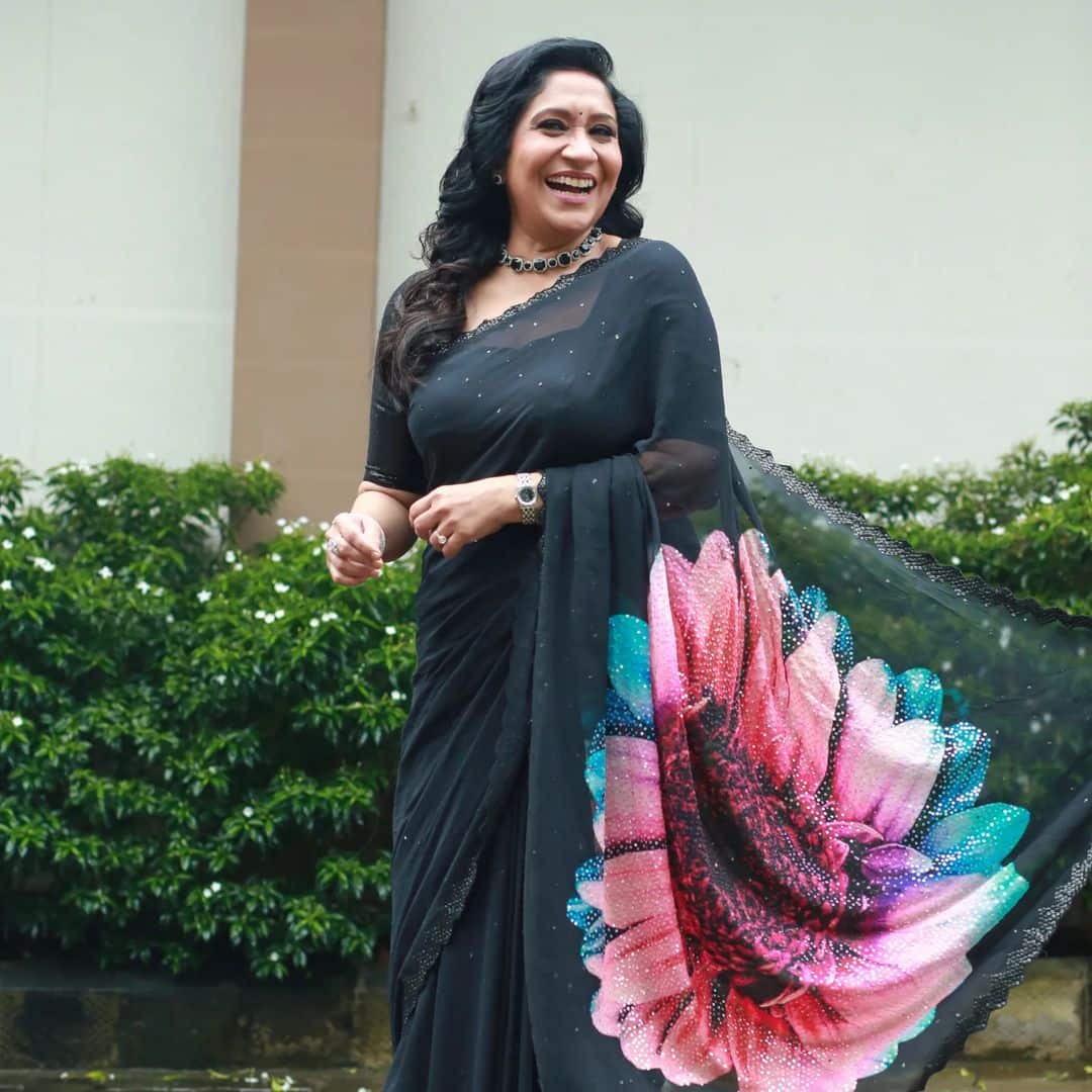 Sujatha Mohan | 'കറുപ്പഴകിൽ 'സിമ്പിൾ സാരി ലുക്കിൽ സുജാത |playback ...