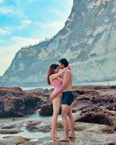 Diya Krishna honeymoon hot pics| 'ഹണി മൂണിനുള്ള കാശു കൂടി നാട്ടുകാരിൽ നിന്നും ഉണ്ടാക്കണ്ടേ ...