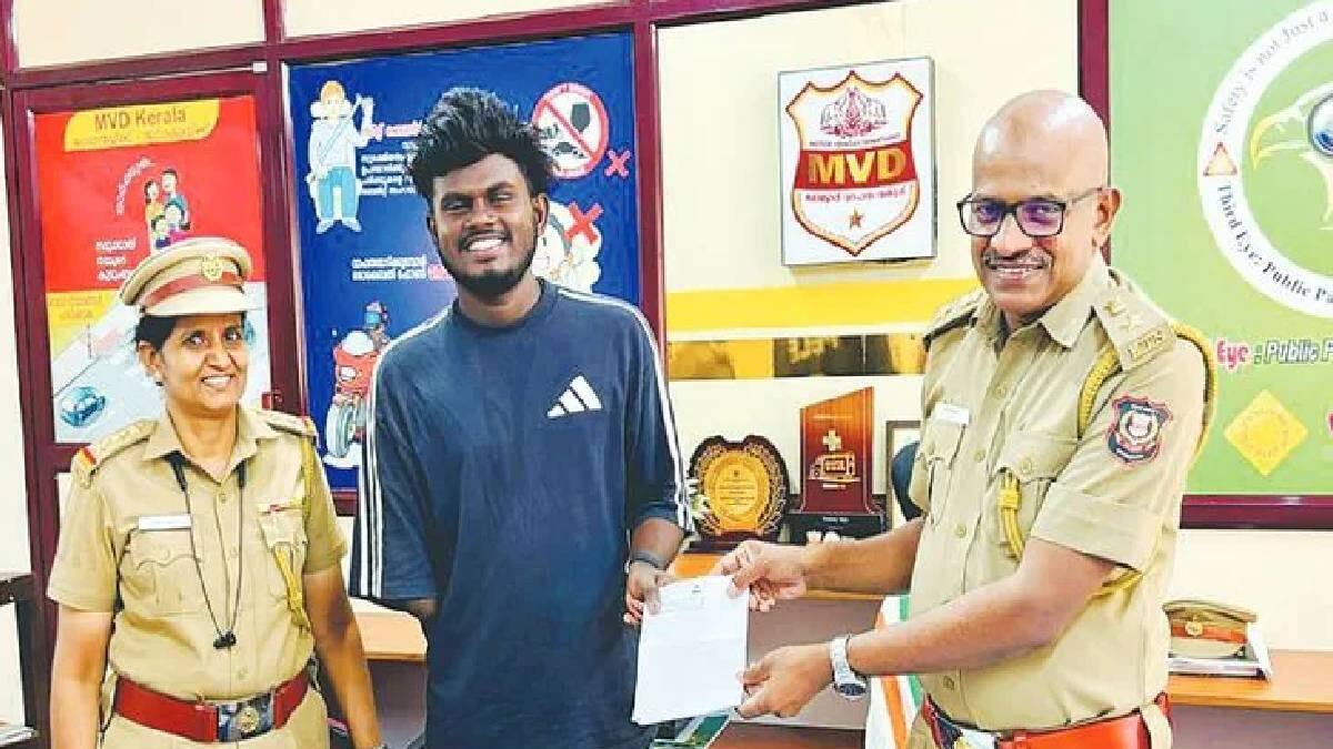 വളയം പിടിക്കാൻ ഒരു കൈ മാത്രം; കെവിന് ലൈസൻസ് കൈമാറി ആർടിഒ നേരിട്ട് | One ...