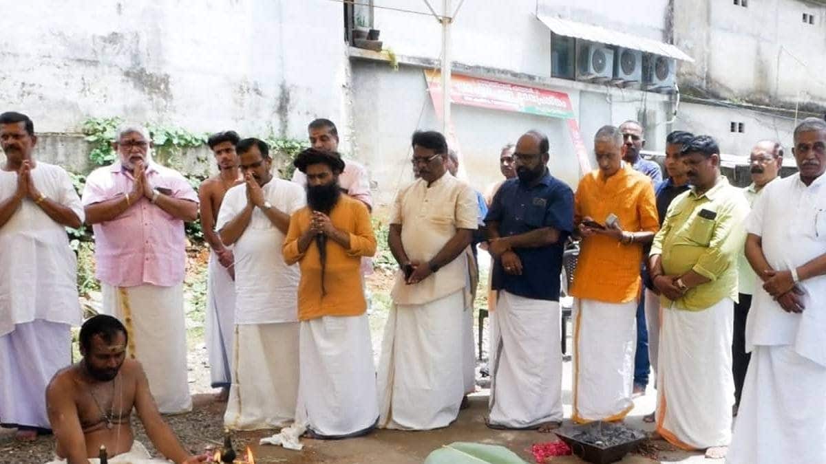 എരുമേലിയിൽ വാവർക്ക് പകരം വാപുരൻ;കോടതി വിലക്കിയ സ്ഥലത്ത് വാപുര ...