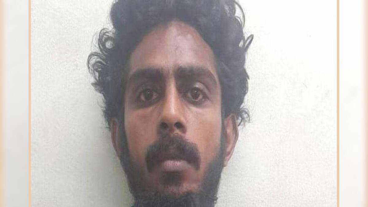 അച്ഛനുമായുള്ള കൈയാങ്കളി പിടിച്ചുമാറ്റാനെത്തിയ പോലീസ് ഉദ്യോഗസ്ഥന്റെ തോളി ...