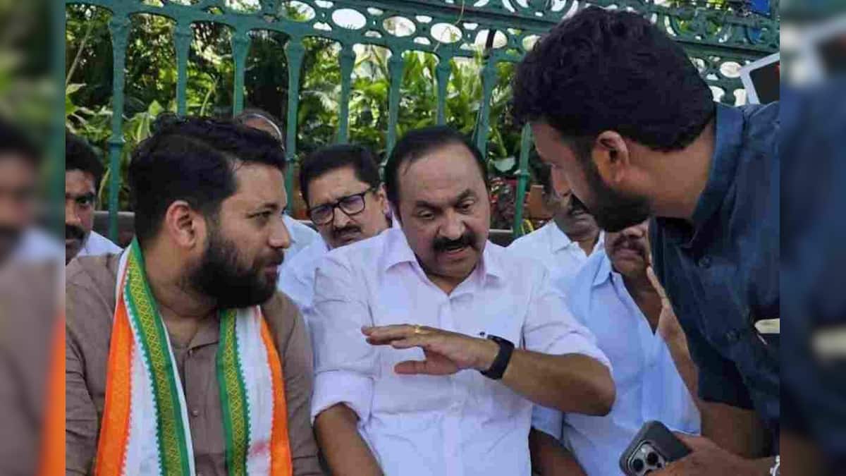 രാഹുൽ മാങ്കൂട്ടത്തിലിനെതിരായ നിലപാടിൽ വി ഡി സതീശനെതിരെ കടുത്ത സൈബ ...