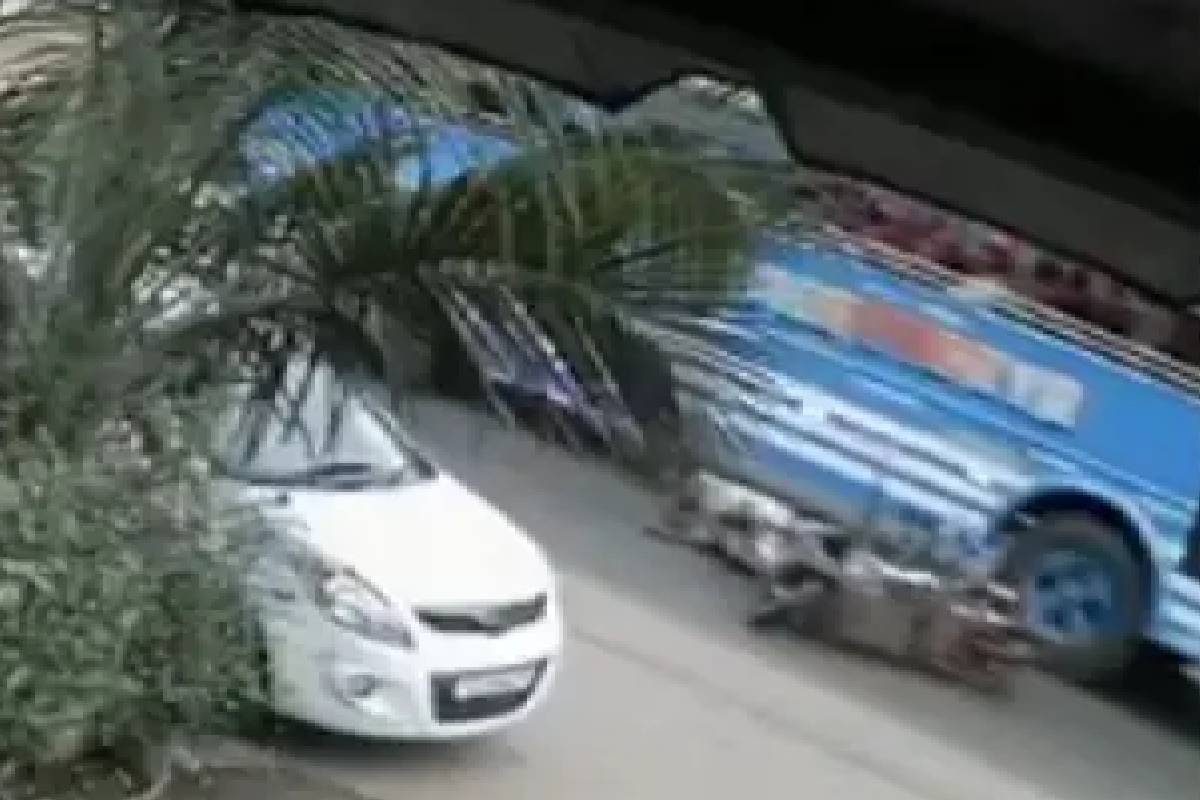 കോഴിക്കോട്ട് സ്കൂട്ടറിന് പിന്നിൽ സ്വകാര്യ ബസിടിച്ച് മൂന്നുവയസുകാര ...