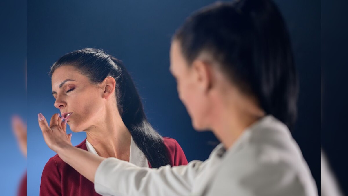 Slapping Therapy : सुंदर दिसण्यासाठी स्त्रिया मारतात स्वतःच्याच ...