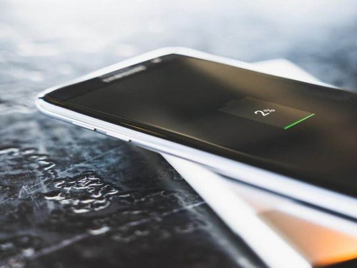 Smartphone चार्ज करताना तुम्हीही या 5 चुका करता का? मोबाईलचा होऊ शकतो स्फोट – News18 मराठी