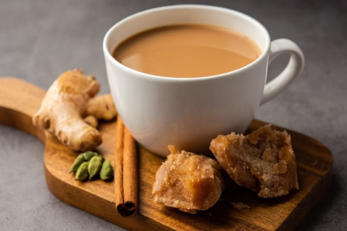 गुळाचा चहा बनवताना फाटतो? वापरा या 5 सोप्या टिप्स, फक्कड चहाचा घेता ...