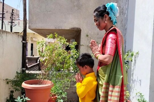 Tulsi Manjari: तुळशीला मंजिरी आल्या तर ही 4 कामं करून घ्या, लक्ष्मीच्या ...