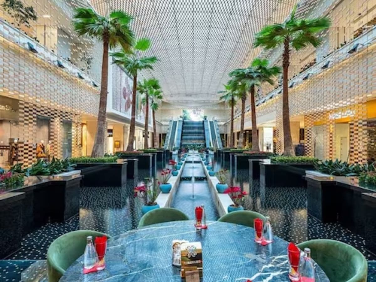 जगातील सर्वात मोठ्या मॉलविषयी माहितीय का? पाहा काय आहे खासियत – News18 ...