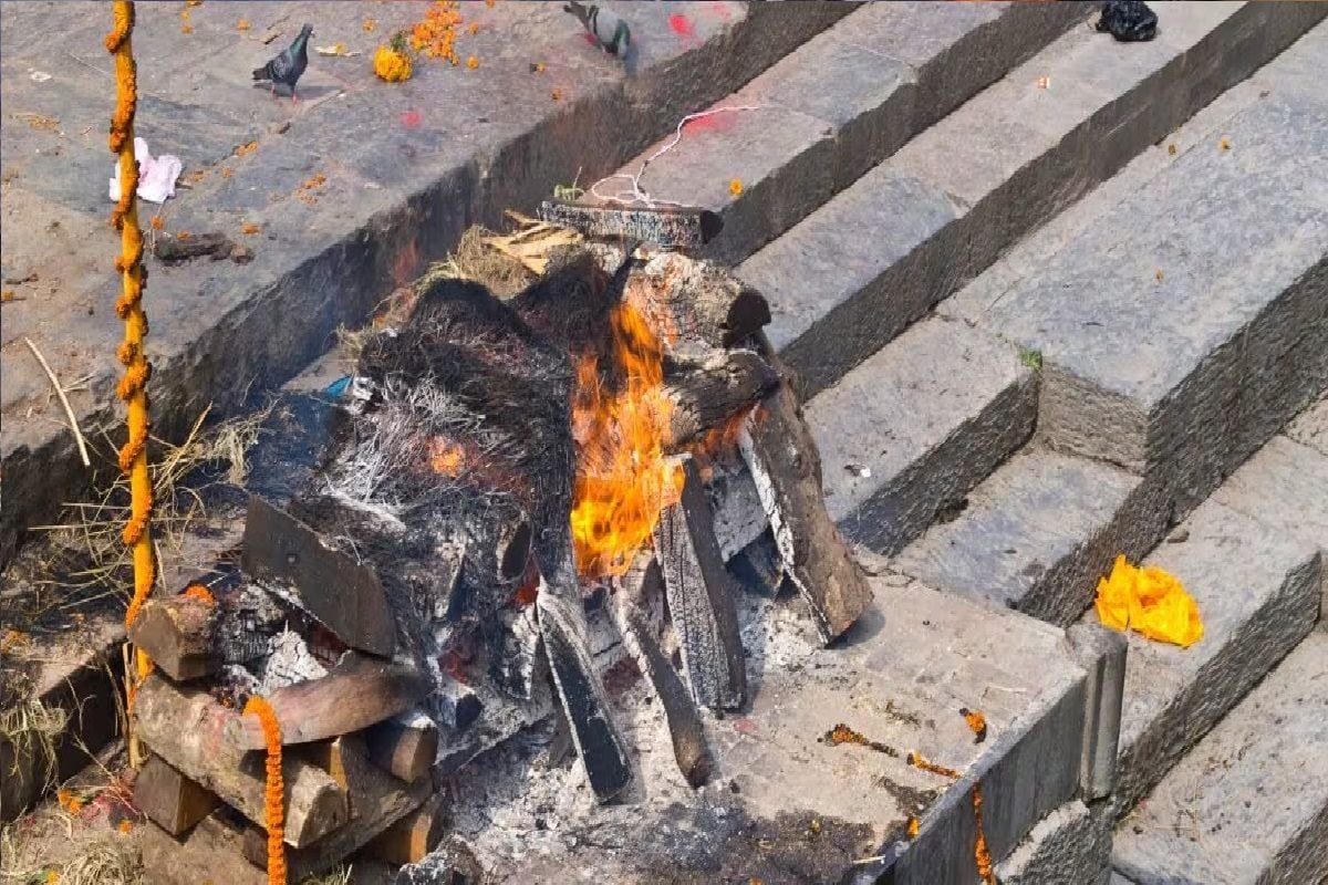 Hindu funeral rites : अंत्यसंस्कार करताना मृतदेहाच्या कपाळावर काठी का ...