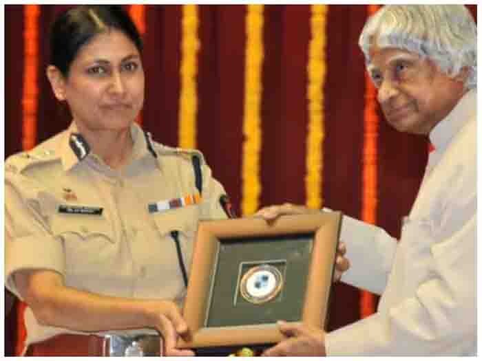 कोण आहेत माजी IPS मीरा बोरवणकर? अंडरवर्ल्ड डॉनलाही वाटायची भीती, का ...