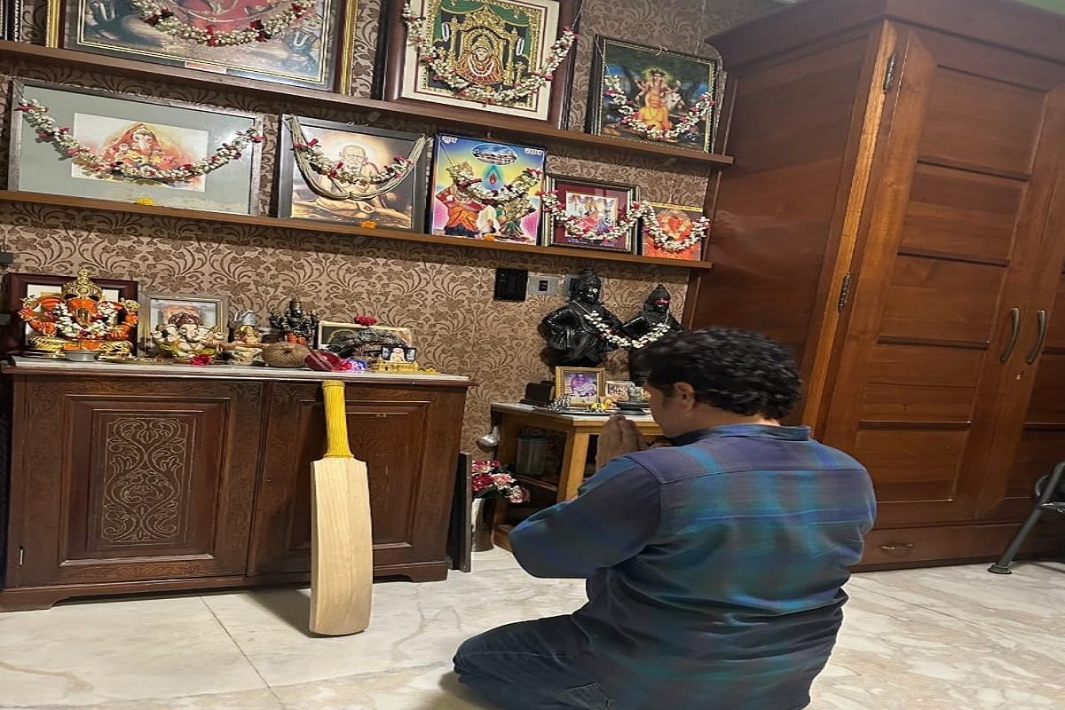 सचिन तेंडुलकरच्या घरातील देव्हाऱ्यात कोणाकोणाचे फोटो? एकाबाजूला गणपती ...